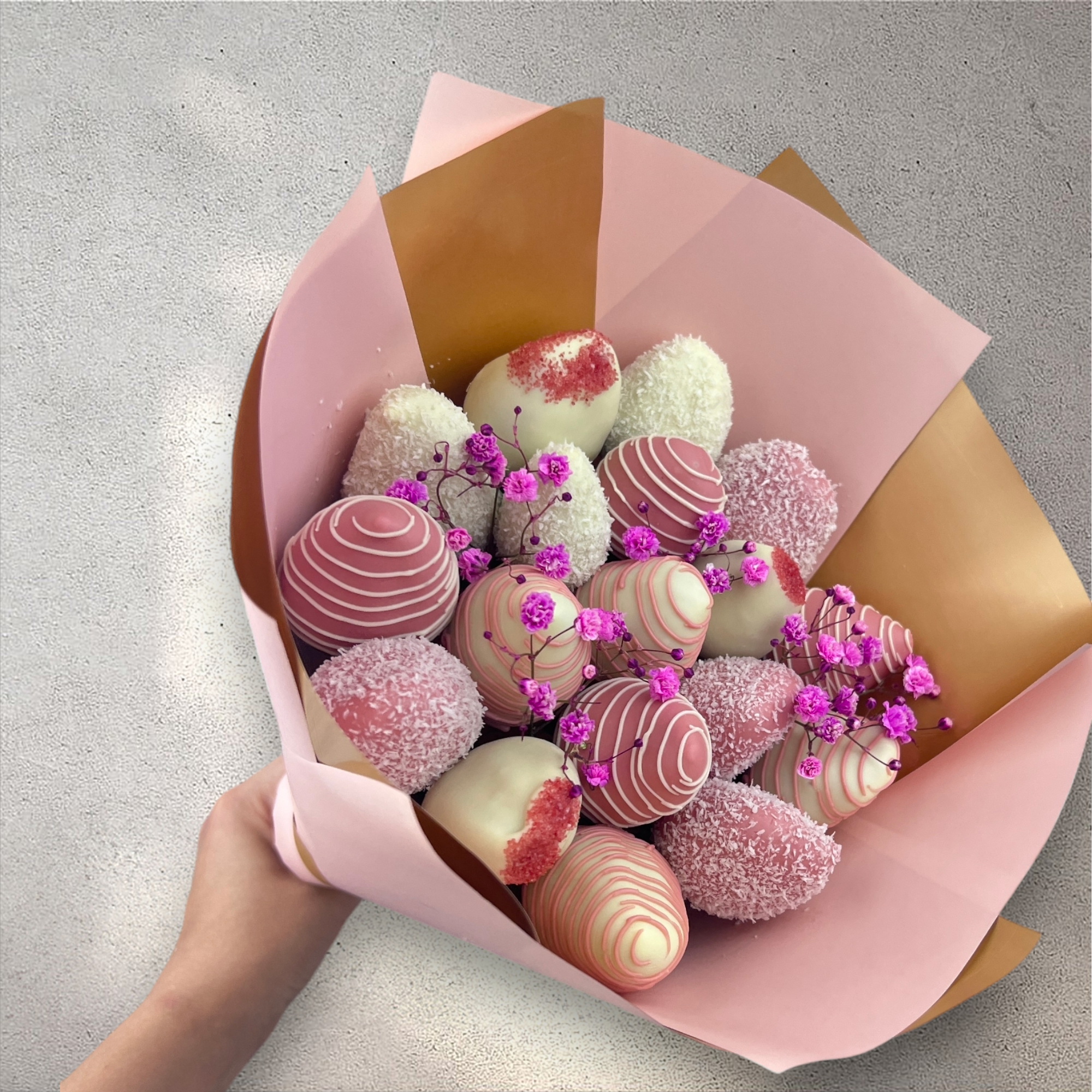 Букет Berry Mix "Нежность", гипсофила и клубника в шоколаде, 30 см, круглый, 18 ягод.