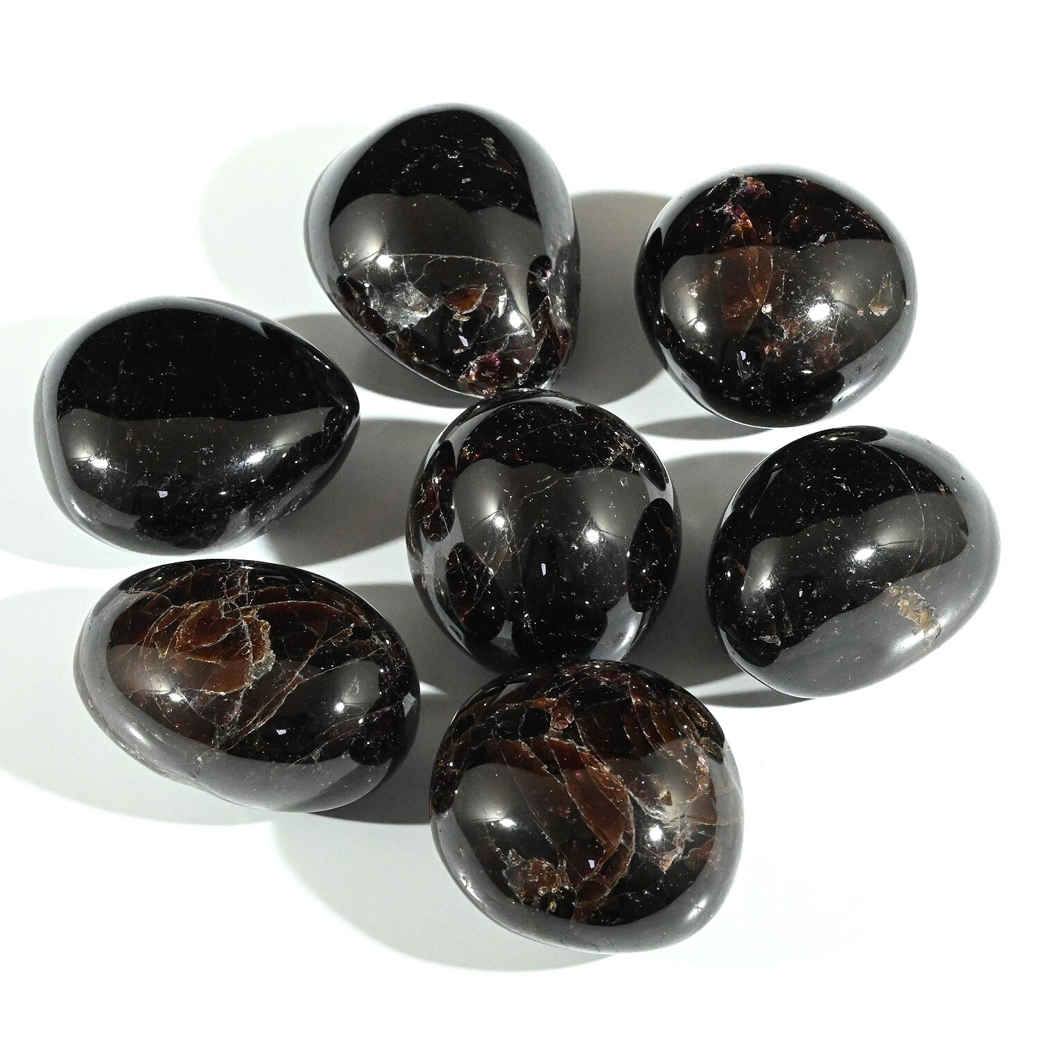 Минерал альмандин "Гранат" 38*30*28мм, 70-79г .