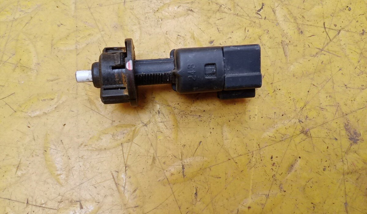 Концевик Lancer (CS/Classic) Mitsubishi MR228924