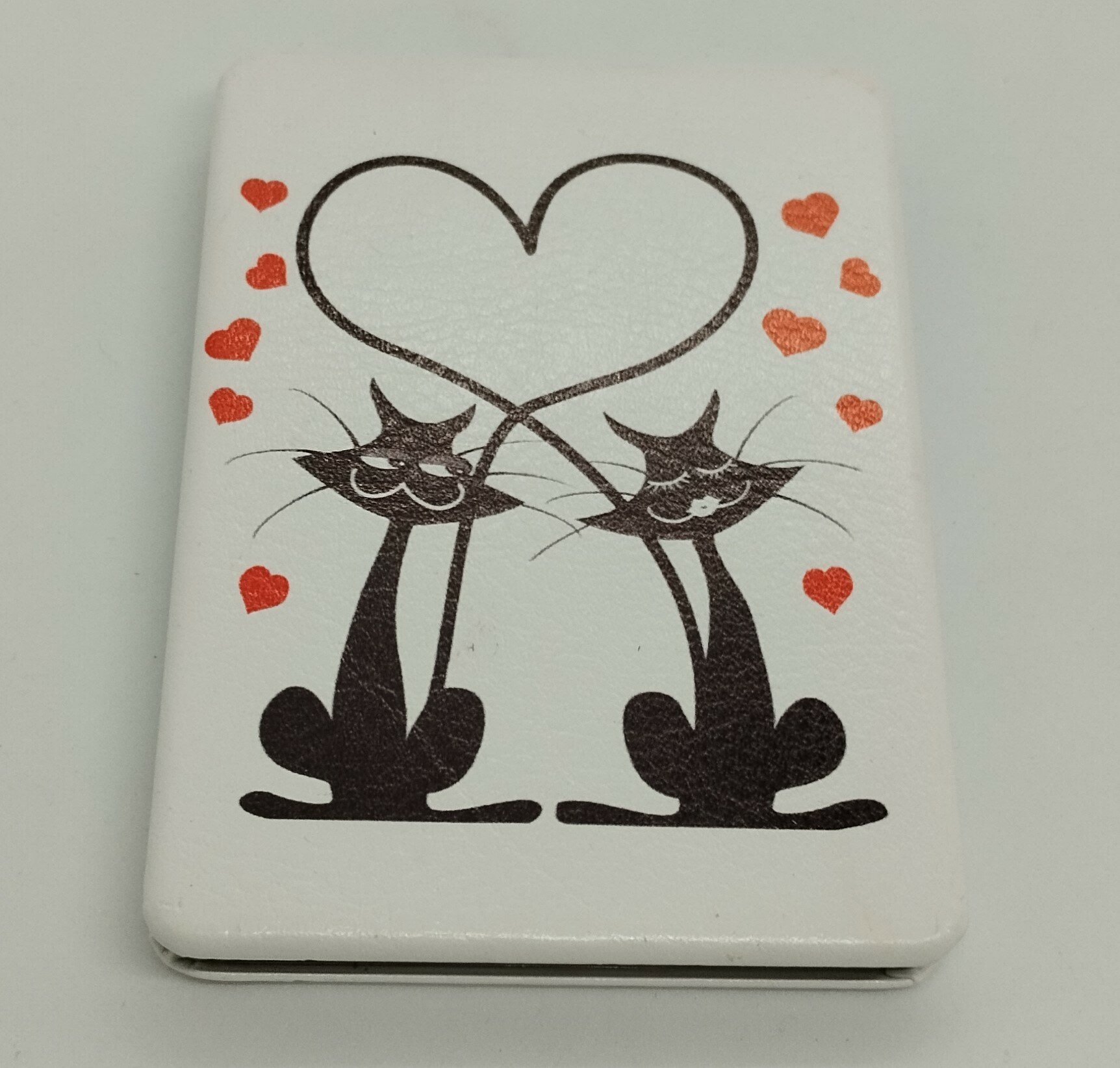 Зеркало кожаное, прямоугольное "Две чёрные кошки с сердечками ", двустороннее