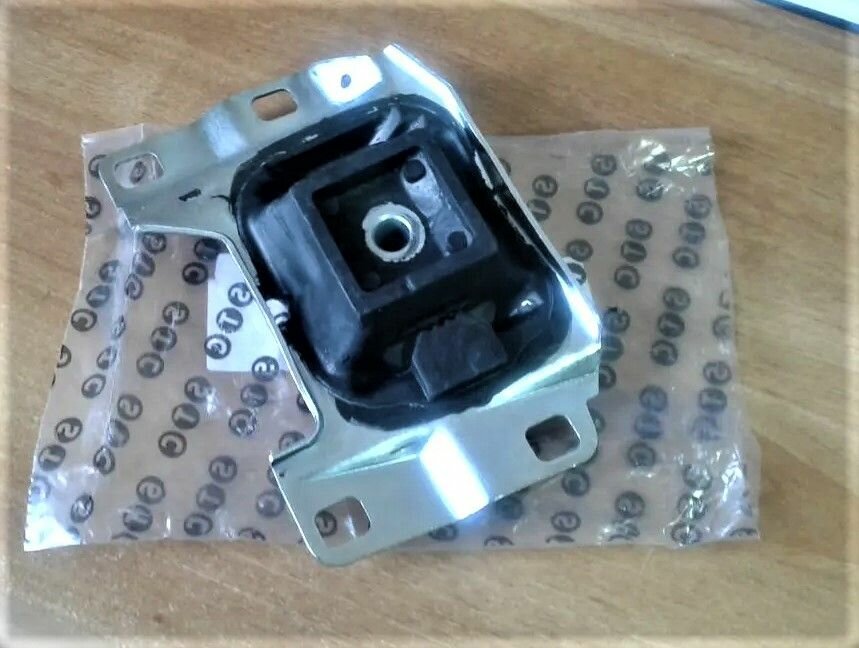 Подушка двигателя верхняя левая опора на Форд Фокус 2, Фокус 3, Куга 1, Куга 2, Форд Транзит Турнео Коннект