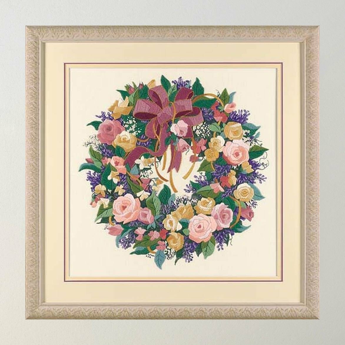 Готовая вышитая и оформленная картина Венок из цветов MБ_1537