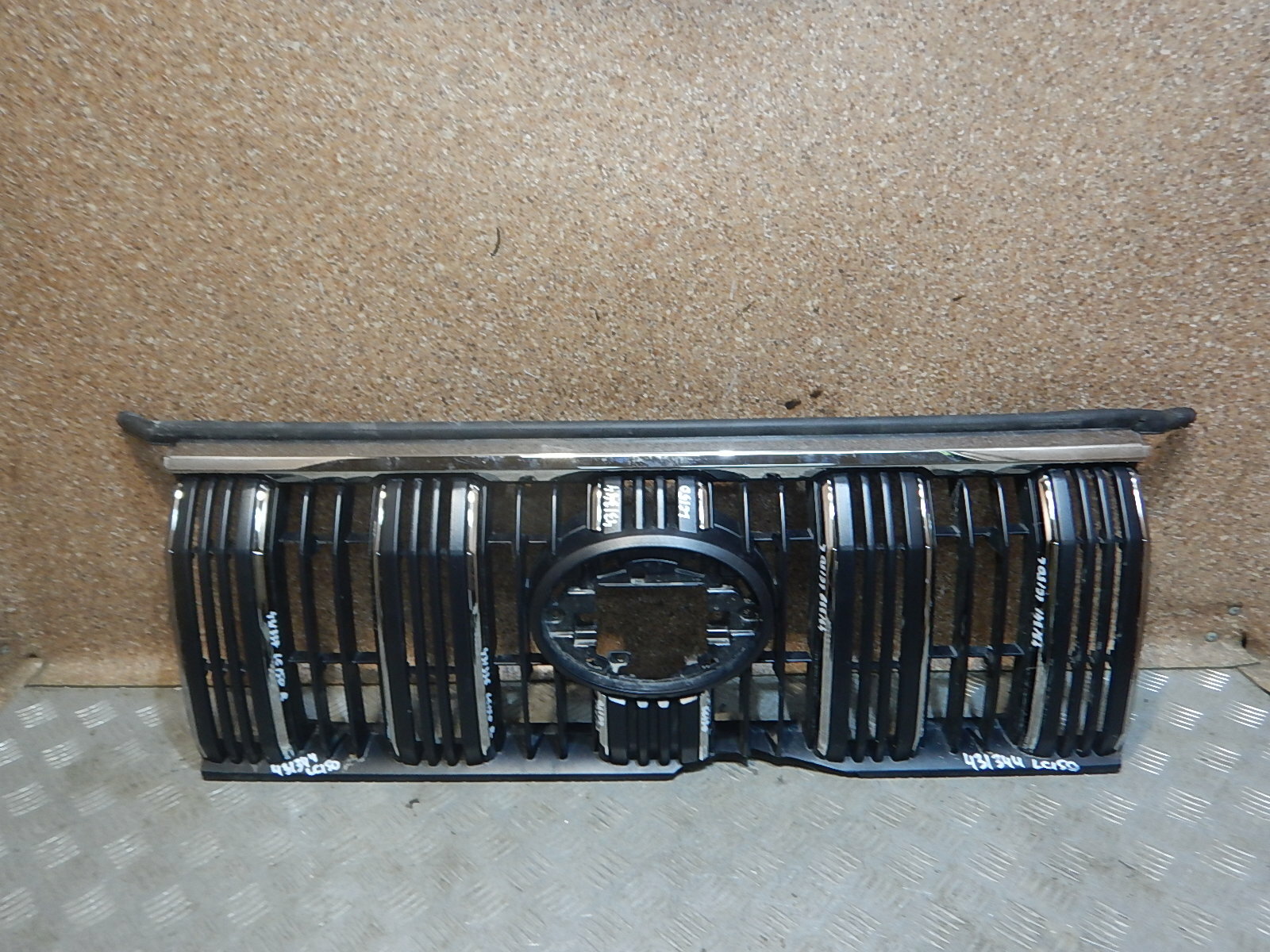 Б/У Накладка на решетку радиатора, Toyota (Тойота)-LAND CRUISER PRADO 150 (17-) TOYOTA LAND CRUISER PRADO 150 (17-) Тольк...