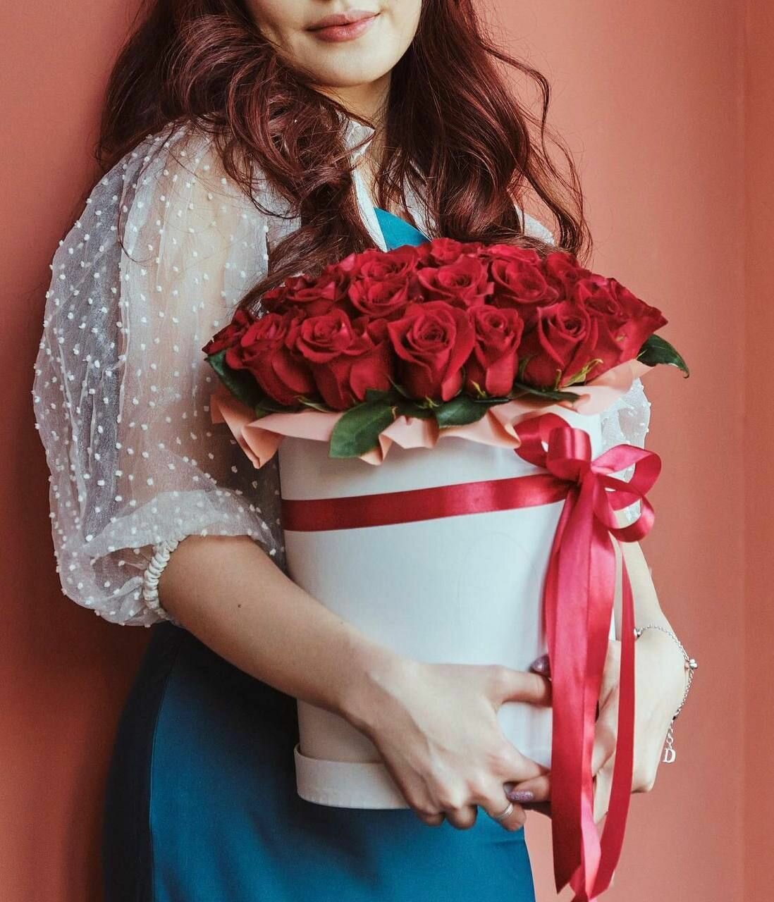 Букет из 35 красных роз в шляпной коробке / Цветы для любимой