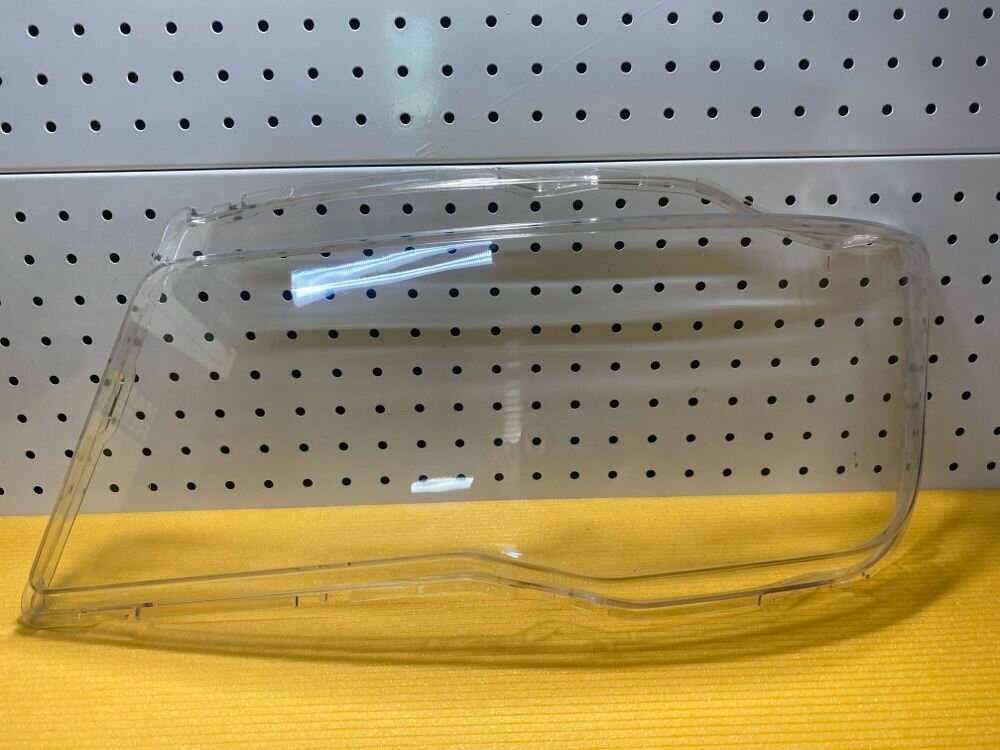 Стекло фары головного света (основной) левое MAN TGX