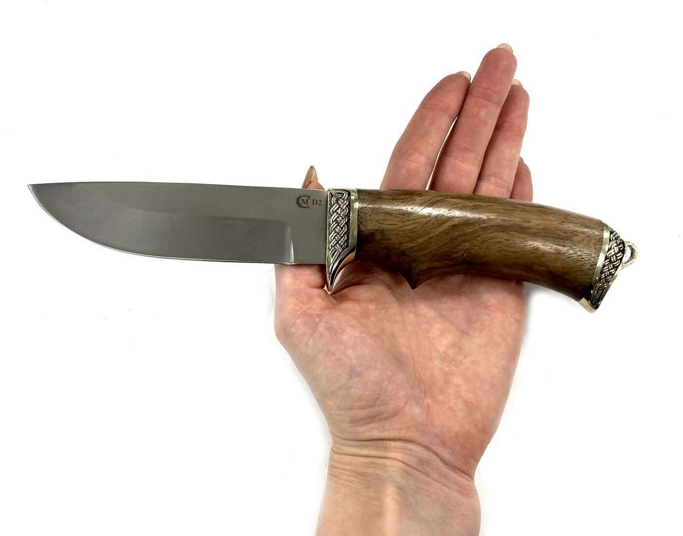 Нож Егерь, сталь D2, орех кап, литье мельхиор