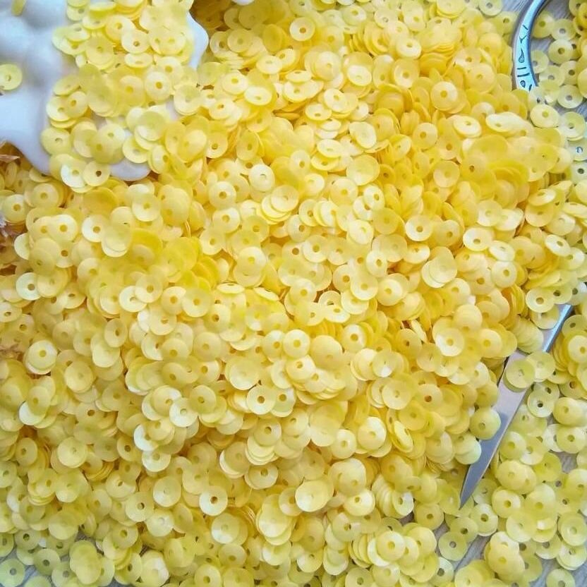 Пайетки чаши 4 мм #2134 желтые. Упаковка 3 грамма. Италия