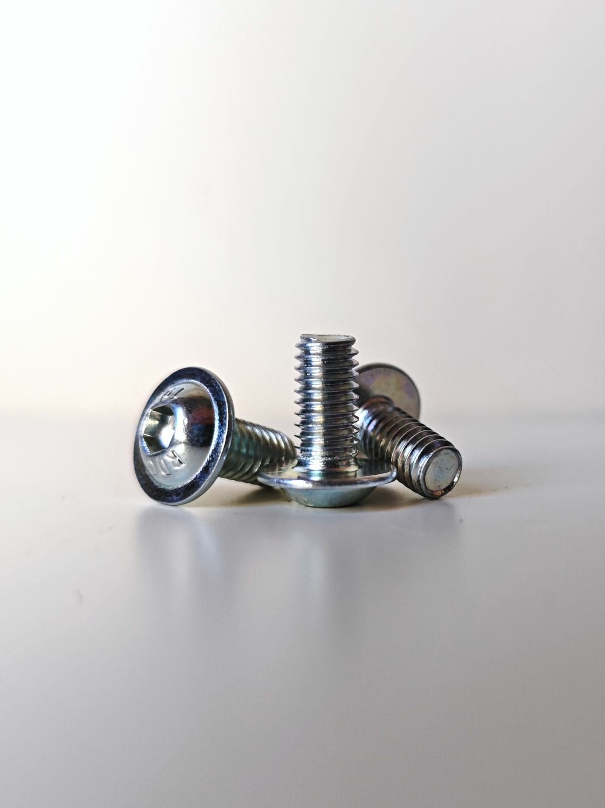 Винт ISO 7380-2 М5х20 с полукруглой головкой с фланцем, под шестигранник, оцинкованный