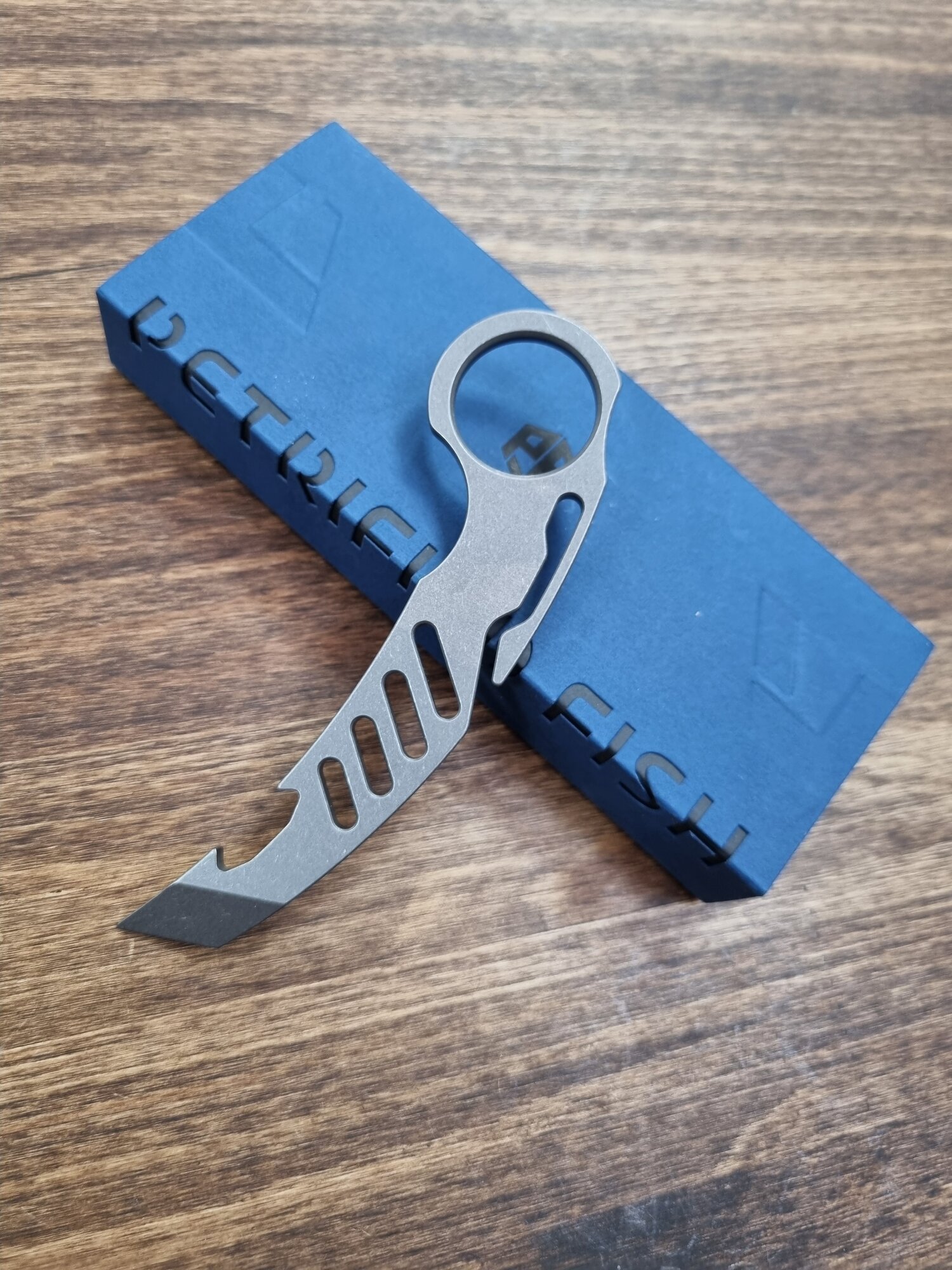 Скелетный нож "Petrified Fish" Karatool PFT01, открывашка, титановый