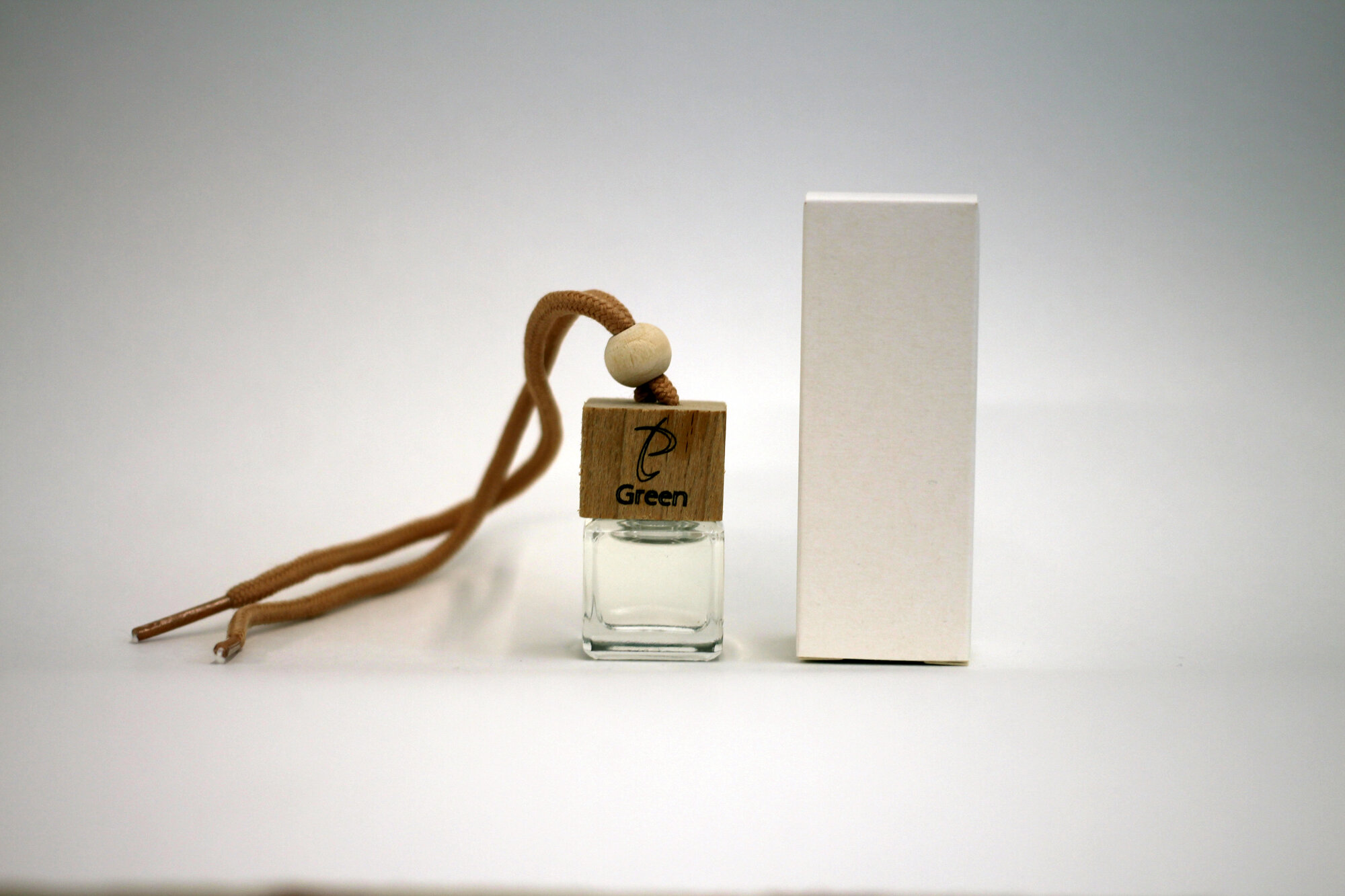 Автопарфюм Eau de Lacoste L.12.12. Green Lacoste Fragrances — это аромат длямужчин, он принадлежит к группе цитрусовые фужерные