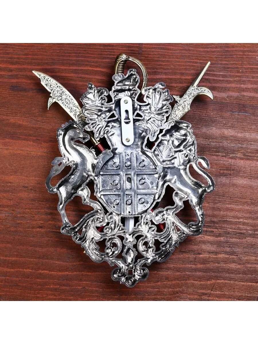 Декоративное панно с гербом и шпагами