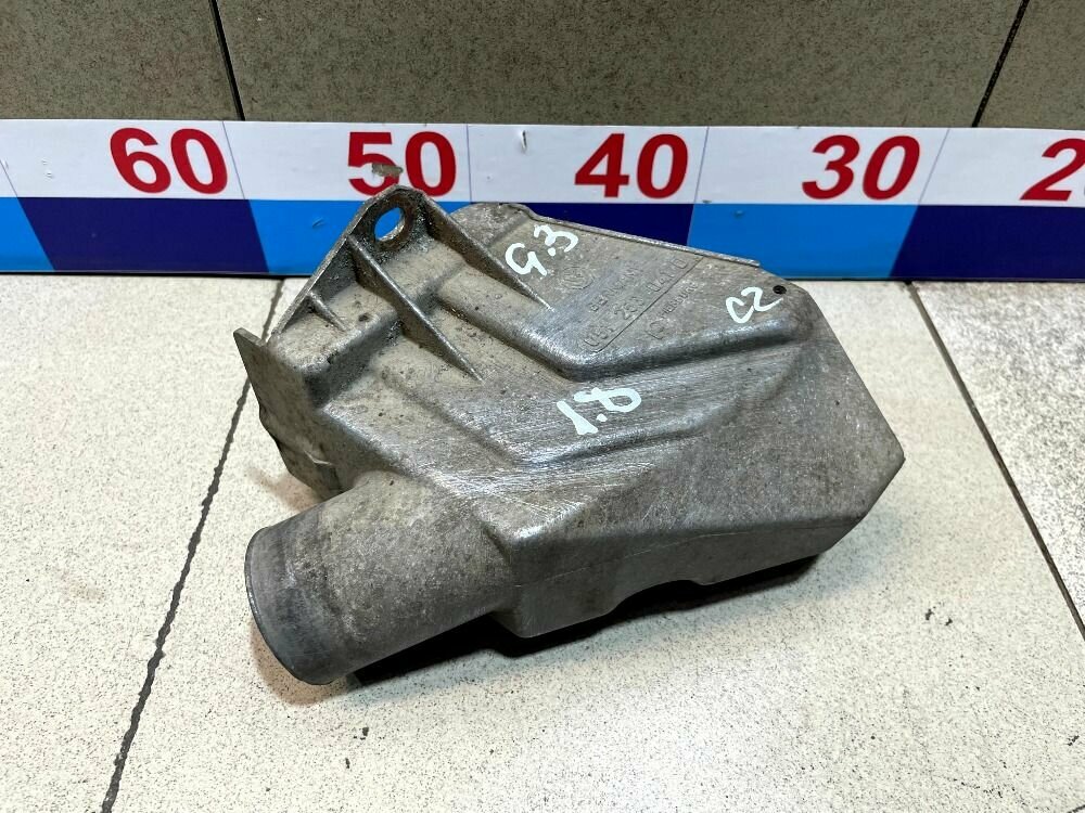 Дефлектор впускного коллектора VW Golf III 051253041D