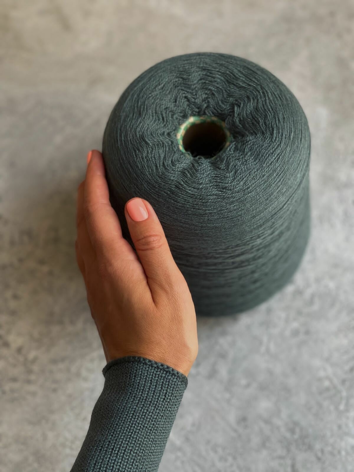 Итальянская бобинная пряжа Palermo filatura di Magia / 100% меринос / 100г-1500м / Серо-зеленый