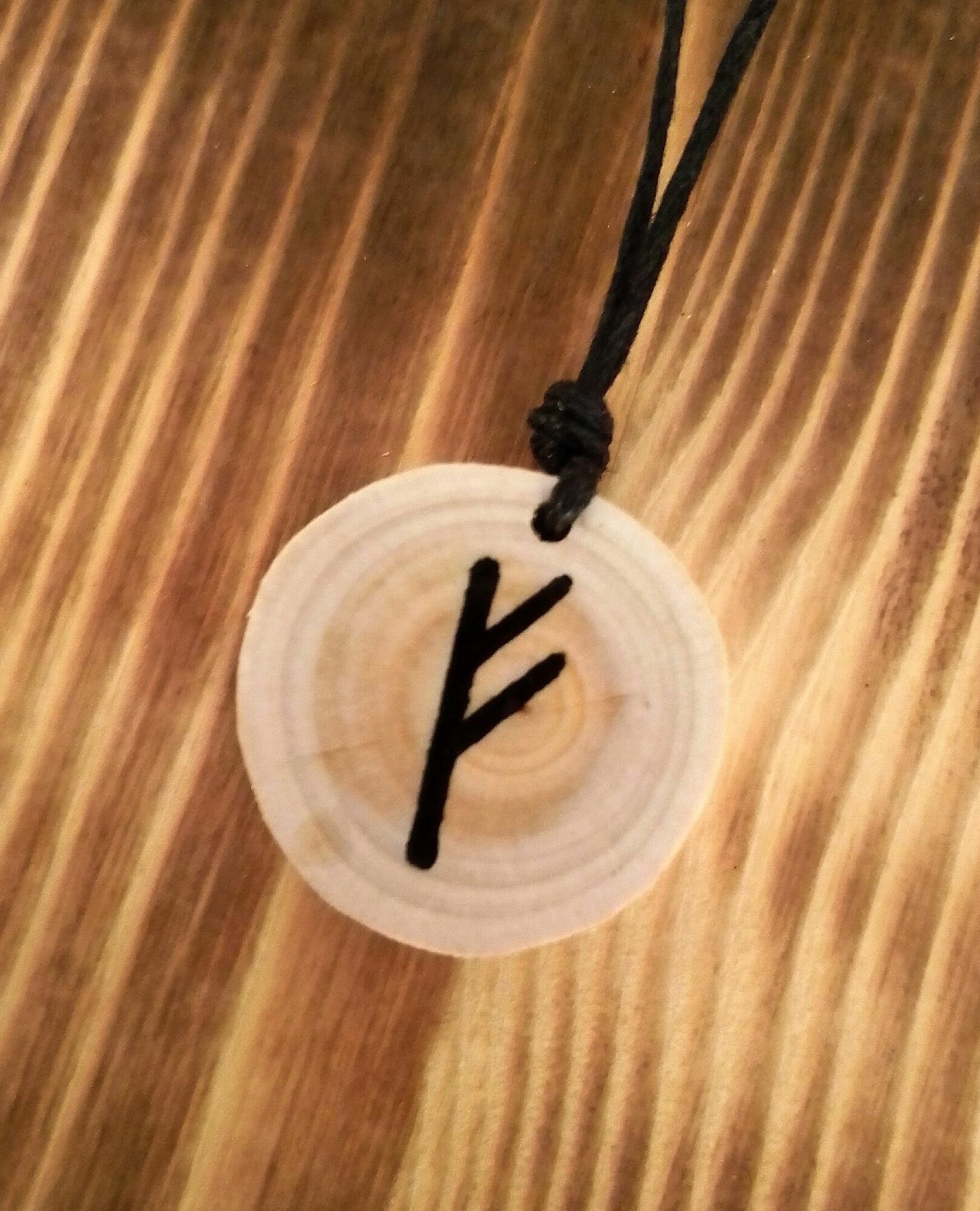 Талисман для привлечения богатства/Руна Феху /Денежный магнит на натуральном дереве