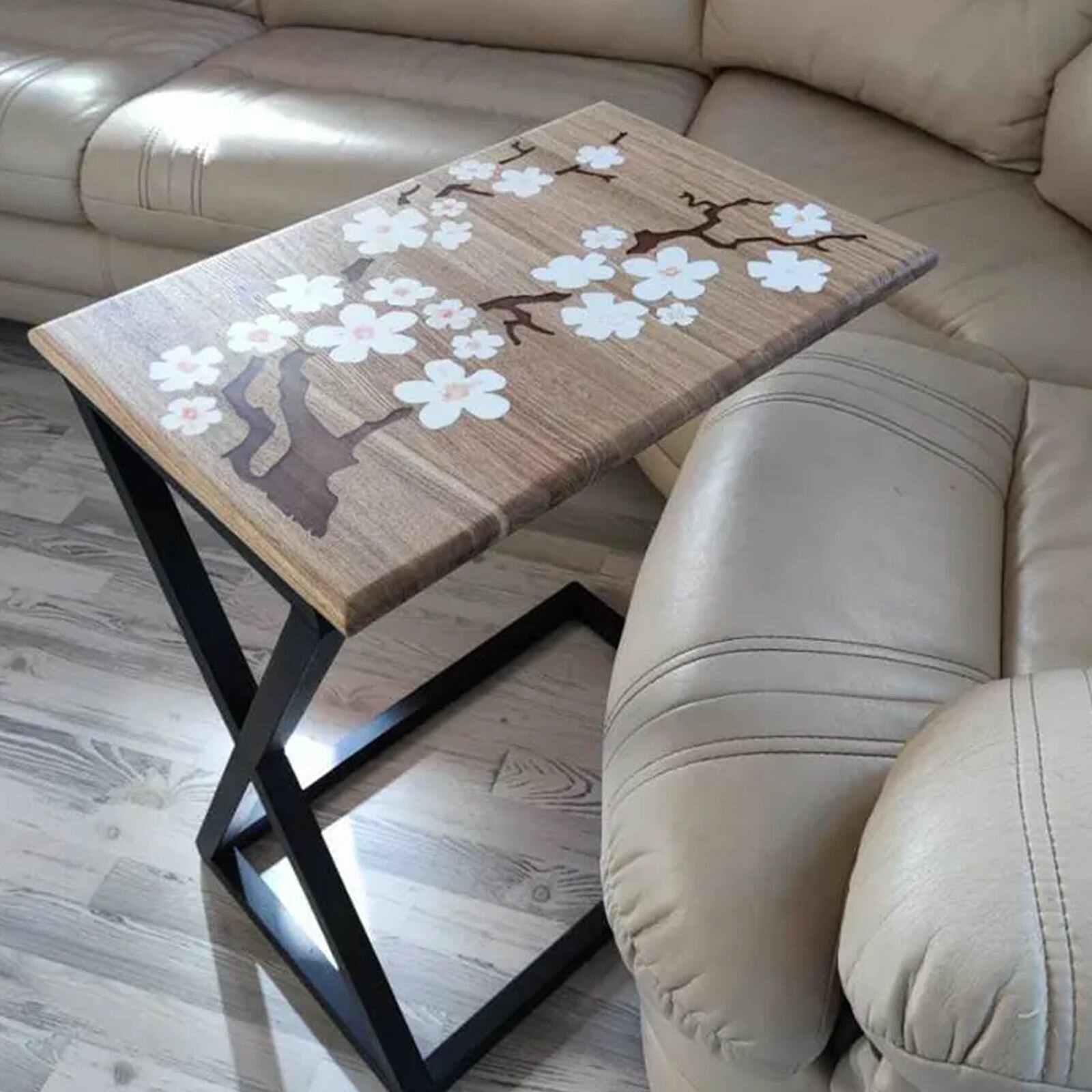 Столик для ноутбука из натурального дерева (массив дуба) на металлическом подстолье с рисунком из ювелирной эпоксидной смолы