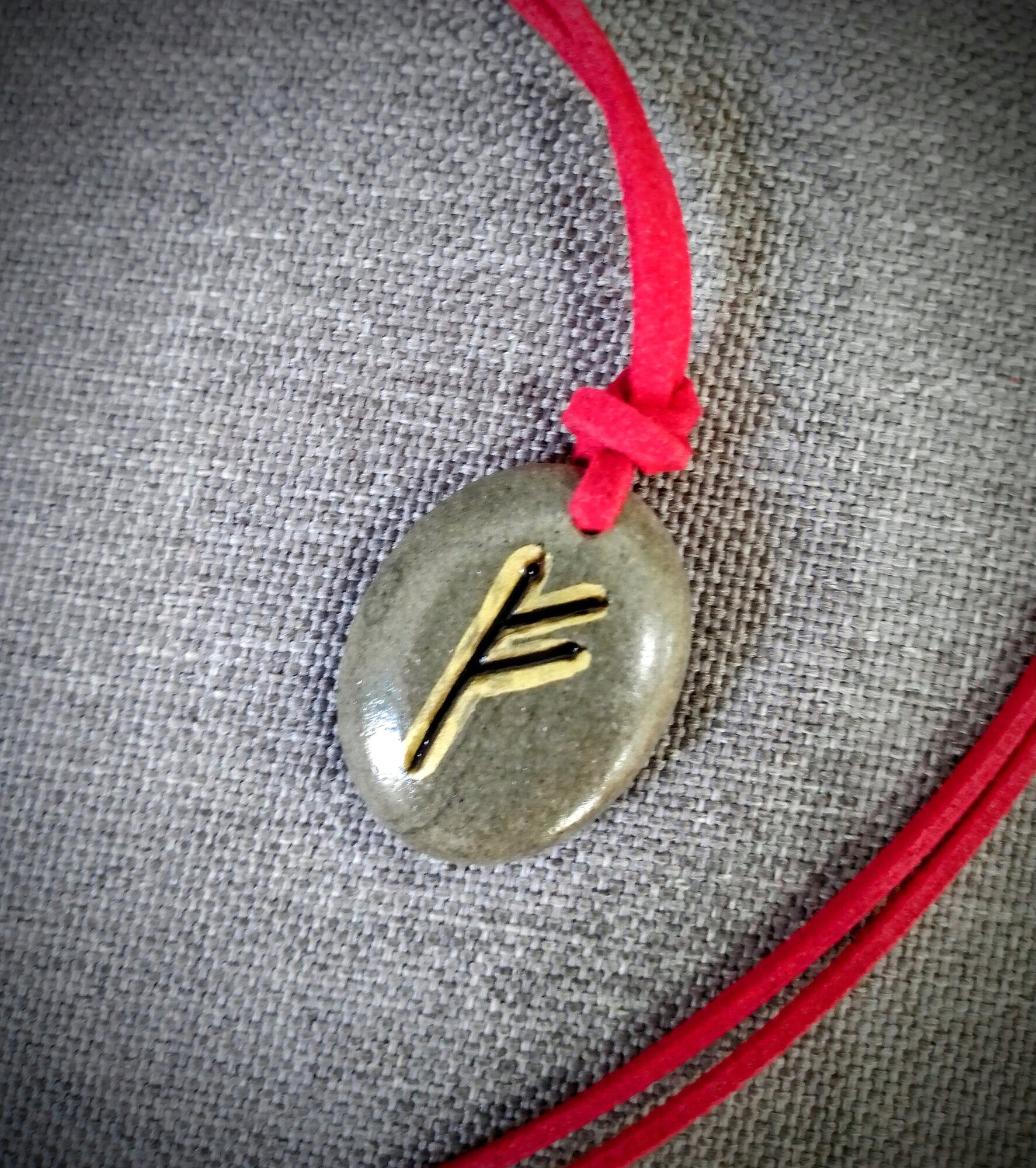 Талисман на камне "Руна Феху" - оберег богатства