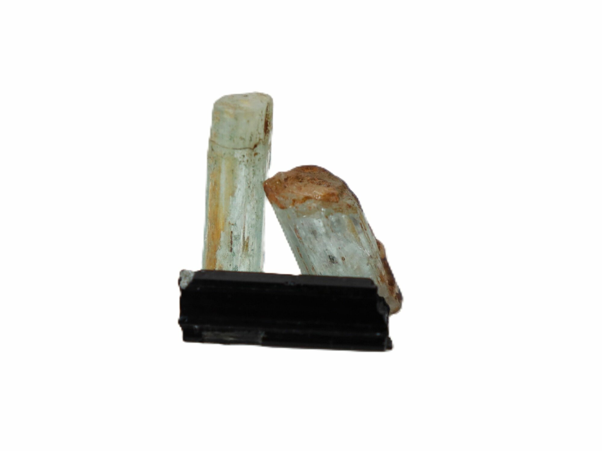 Натуральный Аквамарин, Турмалин. Набор из трех кристаллов 1.9 см*0.7 см;1.7 см*0.7 см;1.9 см*0.6 см