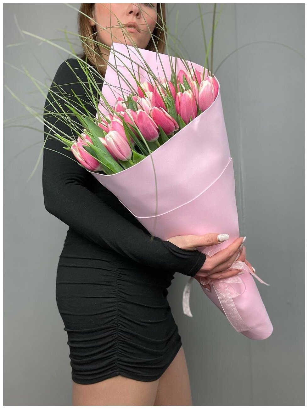 Монобукет цветов тюльпанов, розовые тюльпаны 31 цветок / авторский нежный букет цветов на 8 марта с доставкой
