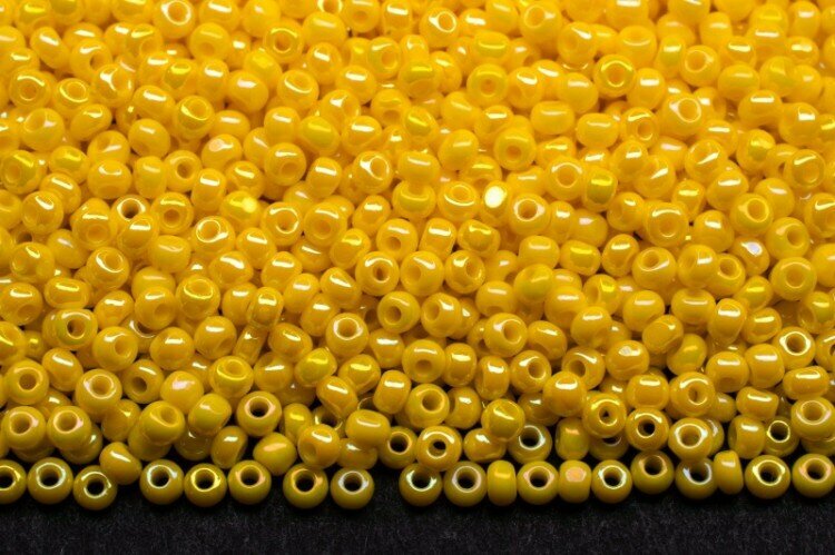 Бисер чешский PRECIOSA Граненый Шарлотта 11/0 84110 желтый радужный, около 10 грамм