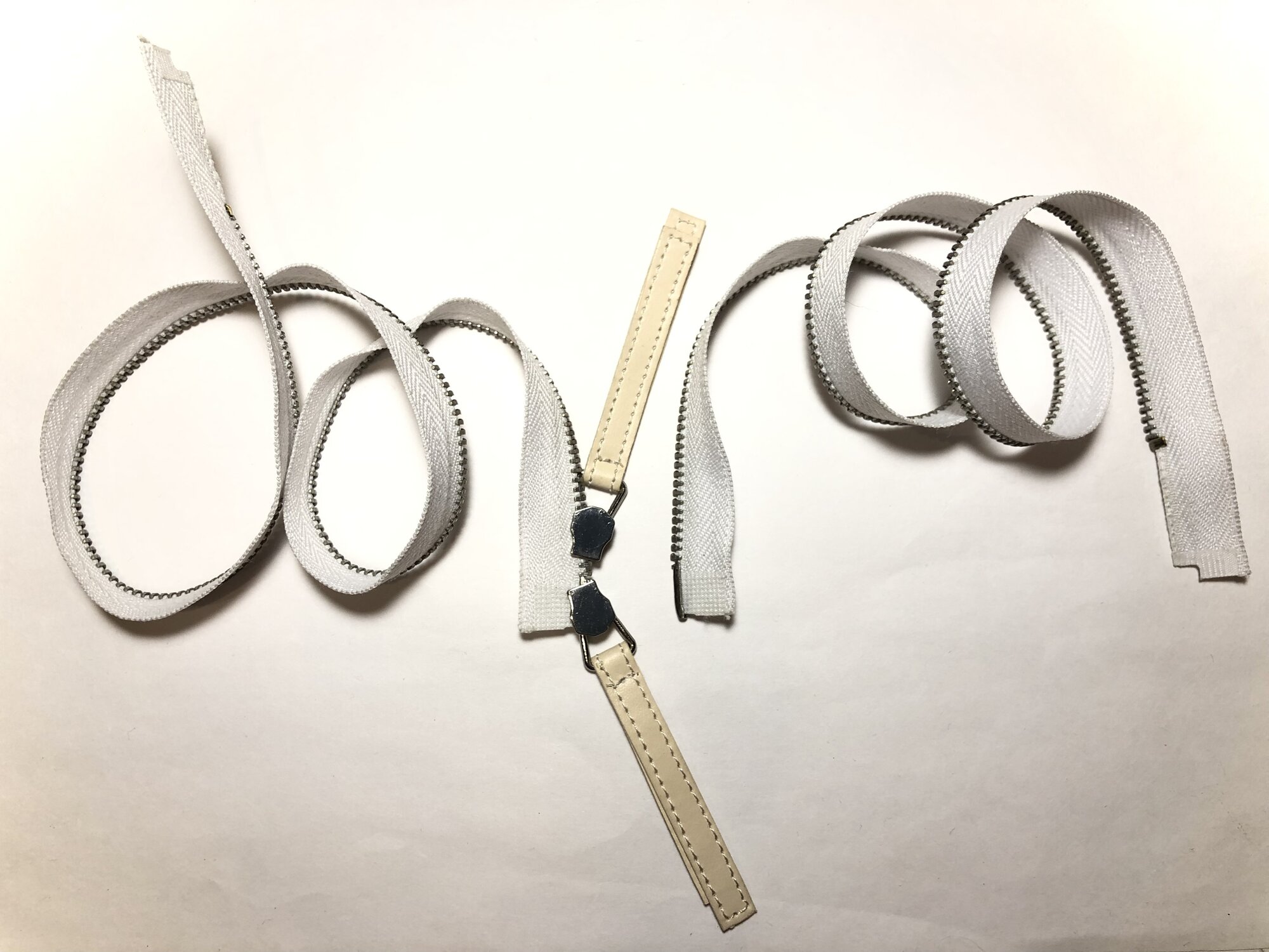 Молния металлическая двухзамковая разъёмная белая-основа / матовый никель-звено, хром-бегунки с язычками из молочной эко-кожи Т4 - 45см (2зам.) 1шт. Италия