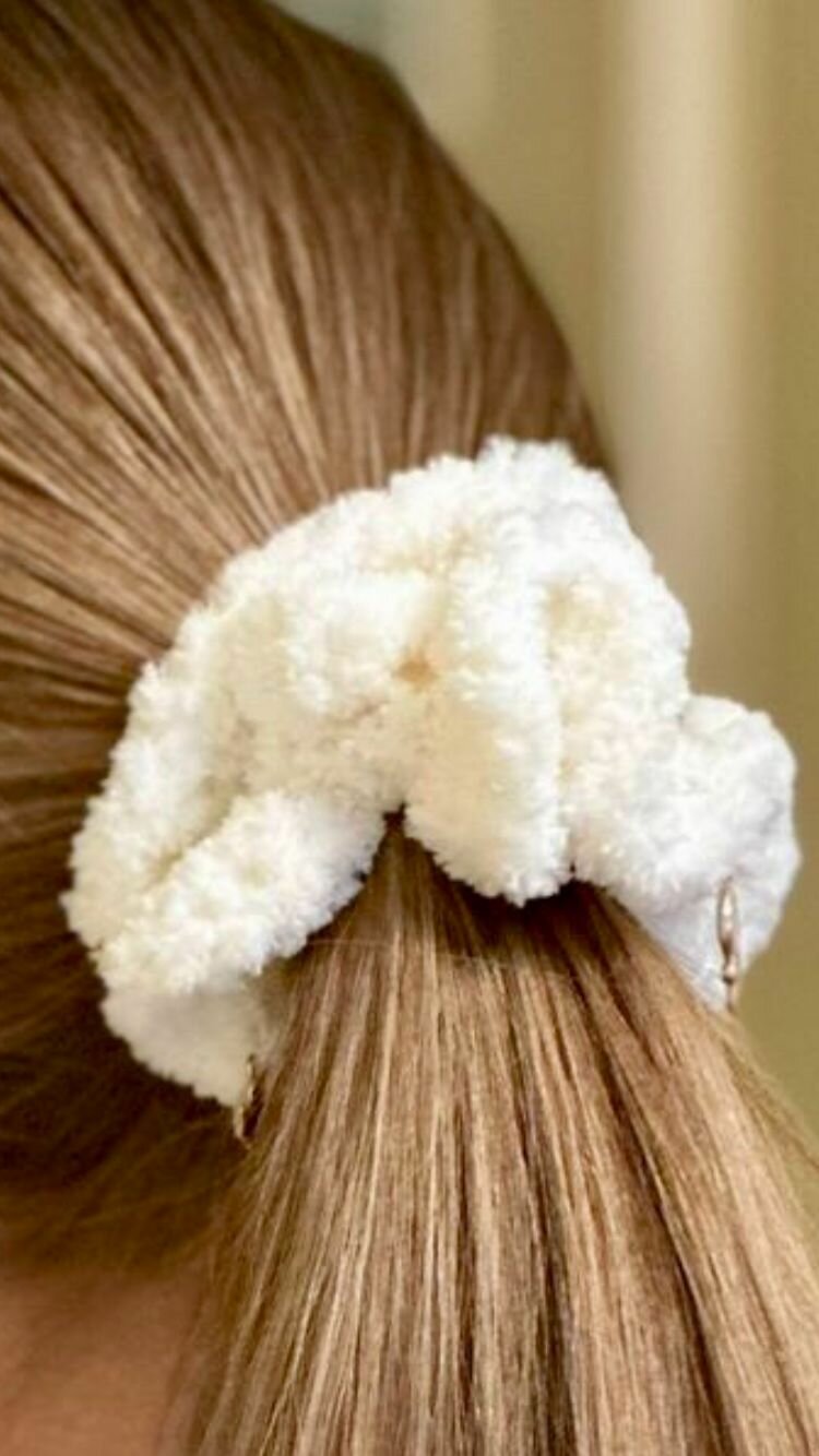 Резинка для волос вязанная, плюшевая с подвесками, ручной работы