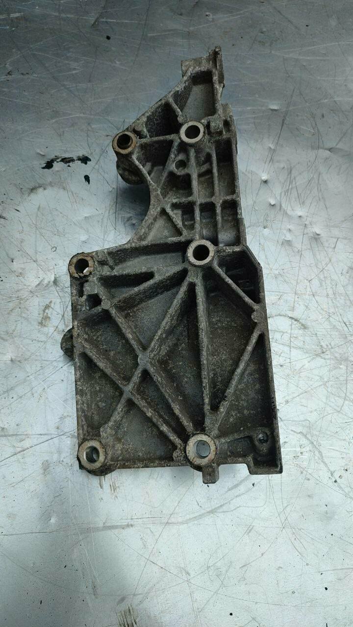Кронштейн генератора Volkswagen Caddy 3 (2004 - 2010) 03G903143A