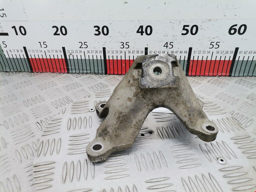 Кронштейн (крепление лапа) двигателя Audi A6 C6 4F0199307M арт. 1837022