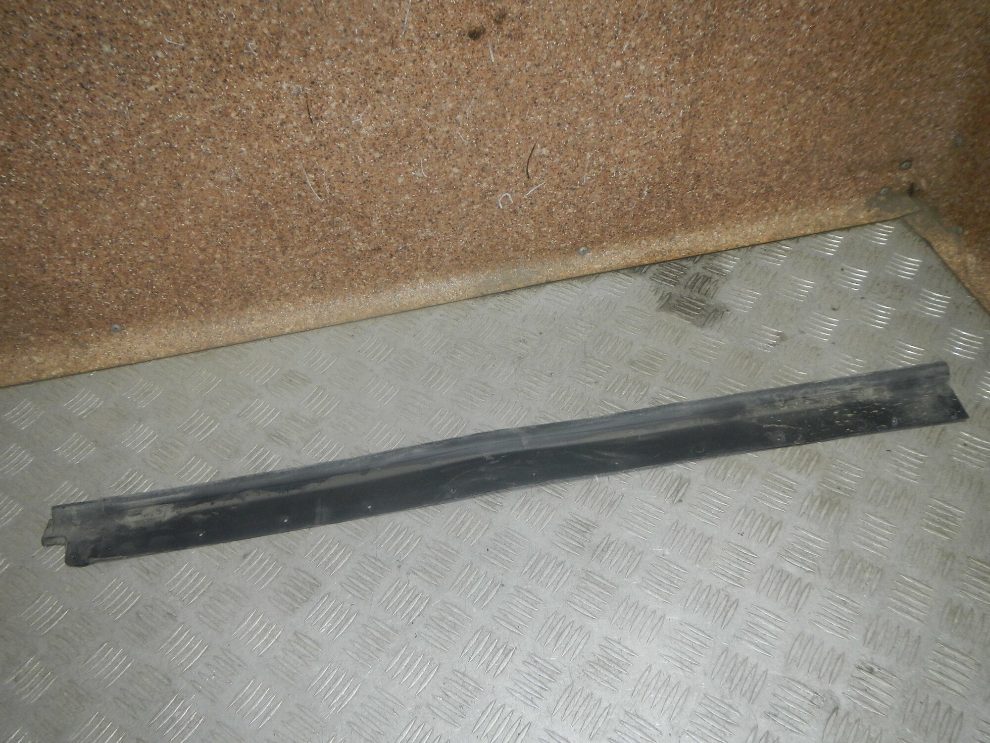 Б/У Уплотнитель двери задней правой, EXEED (Эксид)-VX (21-) EXEED VX (21-) нижний Потертости. 568422 EXEED арт. 554000334AA