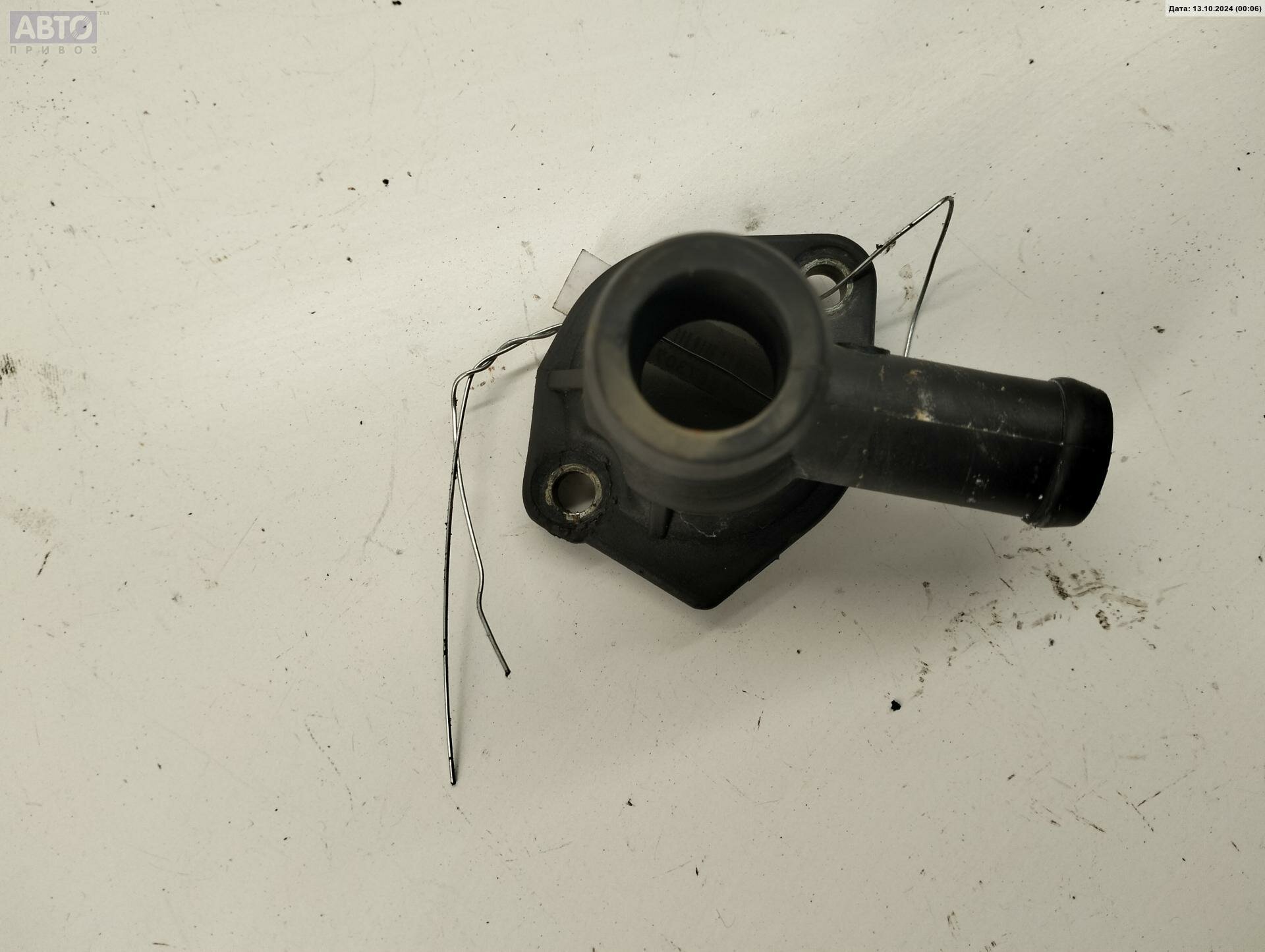 Фланец (тройник) системы охлаждения Volkswagen Passat B3