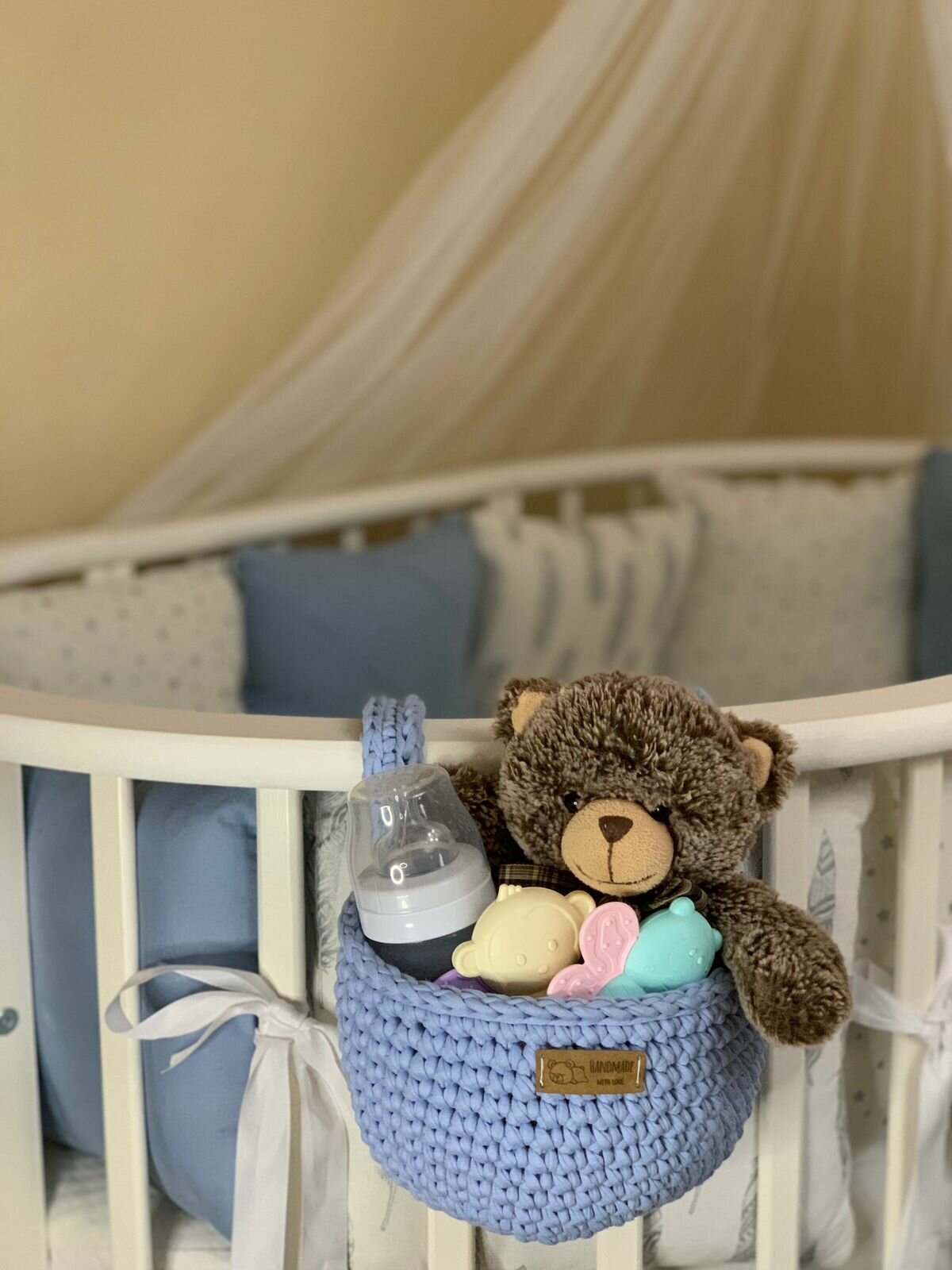 Подвесная корзинка органайзер на детскую кроватку. Подвесной кармашек. Подарок новорожденному.