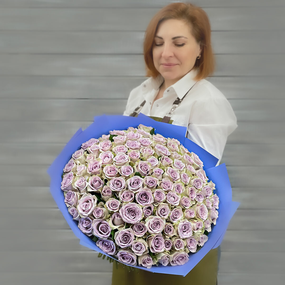 Монобукет Букет Маркет, 75 роз, сиреневых, 40см, оберточная бумага