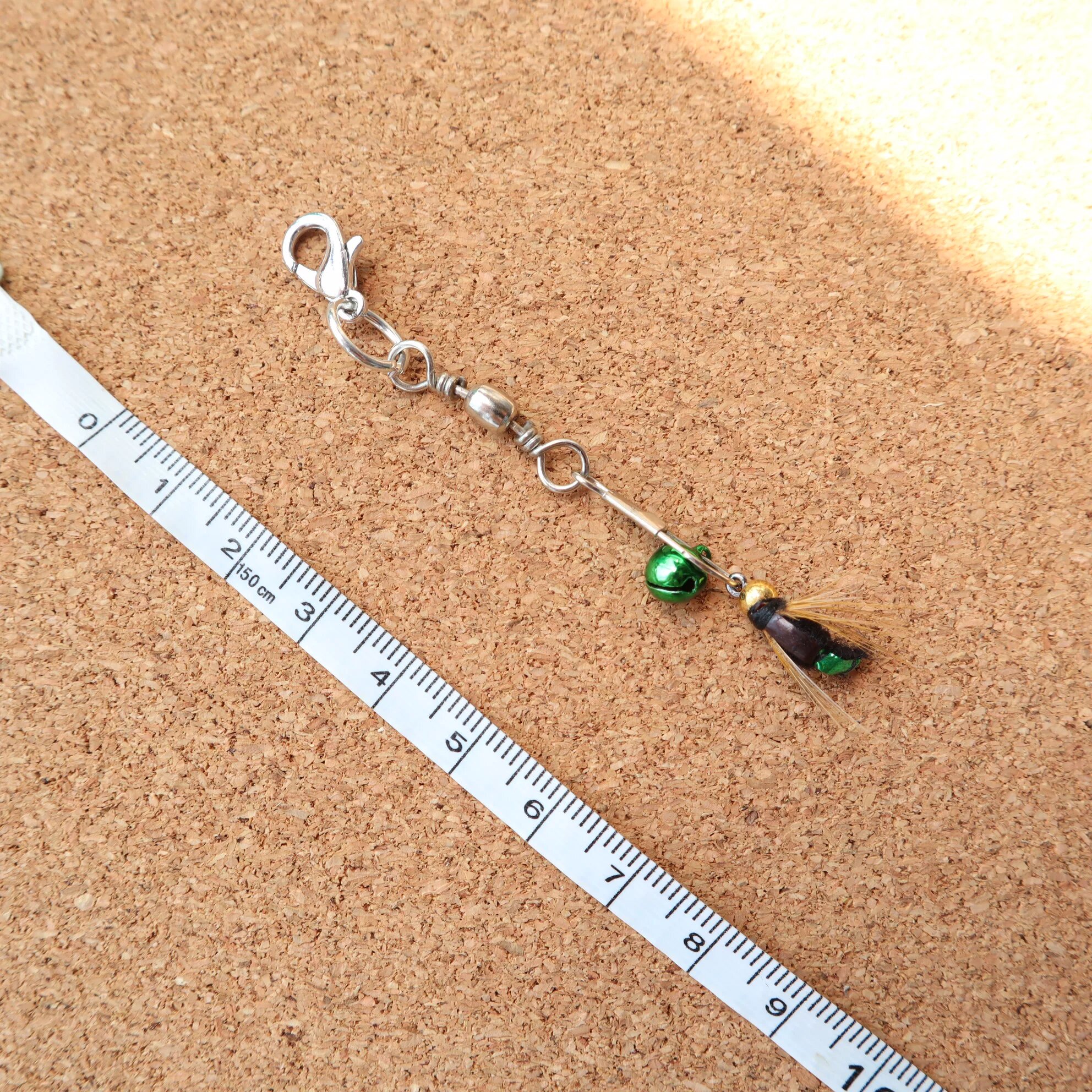 Дразнилка для кошек с подвеской в виде маленького летающего насекомого, реалистичная сменная головка в виде мухи, звук