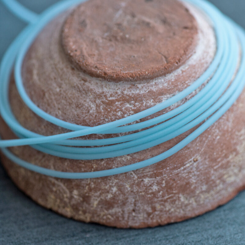 Шнур каучуковый резиновый диаметр 2 мм 12 метров круглый с отверстием, для рукоделия / браслетов, голубой неон