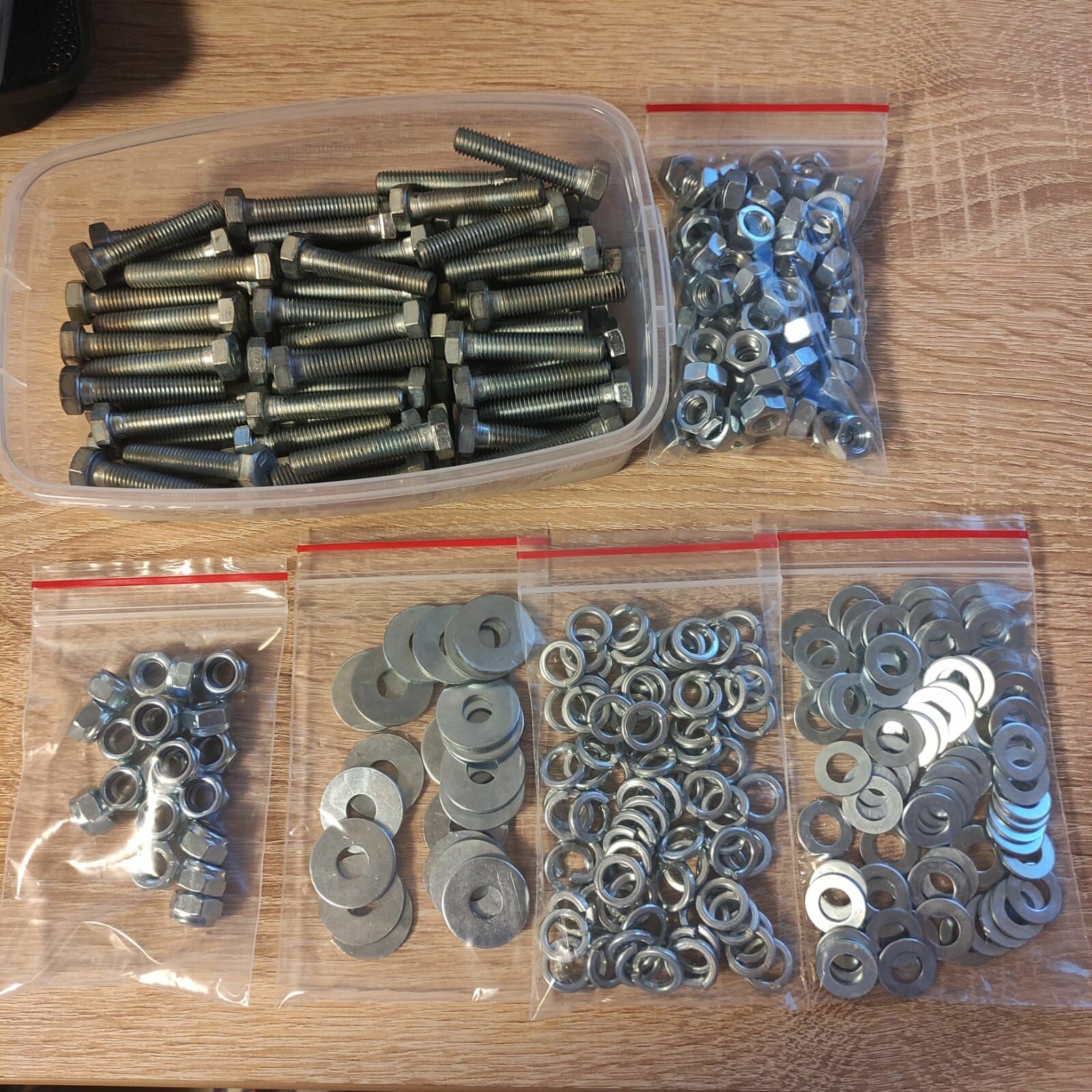 Набор-Болт, Гайка, Шайба, Гровер М8 по 80 шт, шайба увел. и гайка самостоп. М8 по 20 шт, в контейнере-360 шт. DIN 933. КП8.8