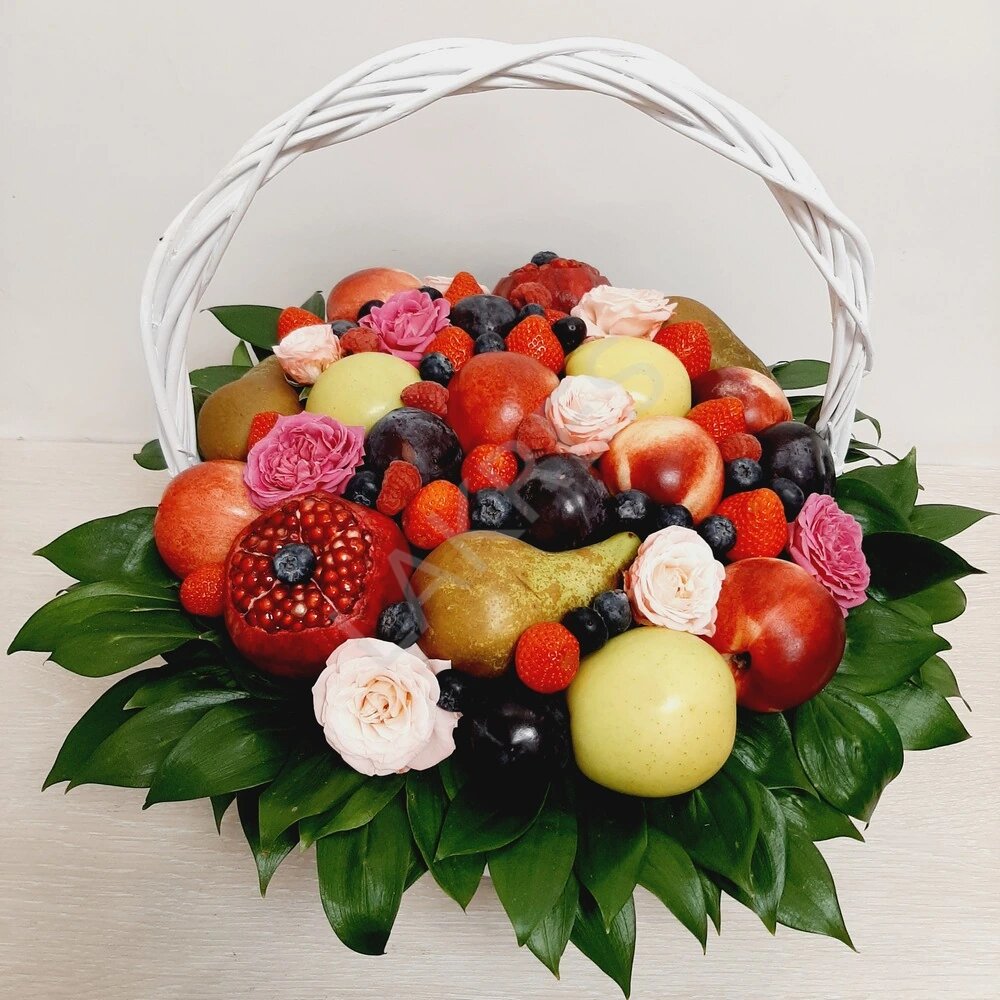 Подарочная корзина LAKRES "Фрукты и ягоды", кустовые розы, диаметр 34 см