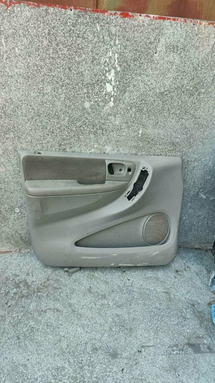 Обшивка двери передней левой Dodge Caravan 4 (2000 - 2007)