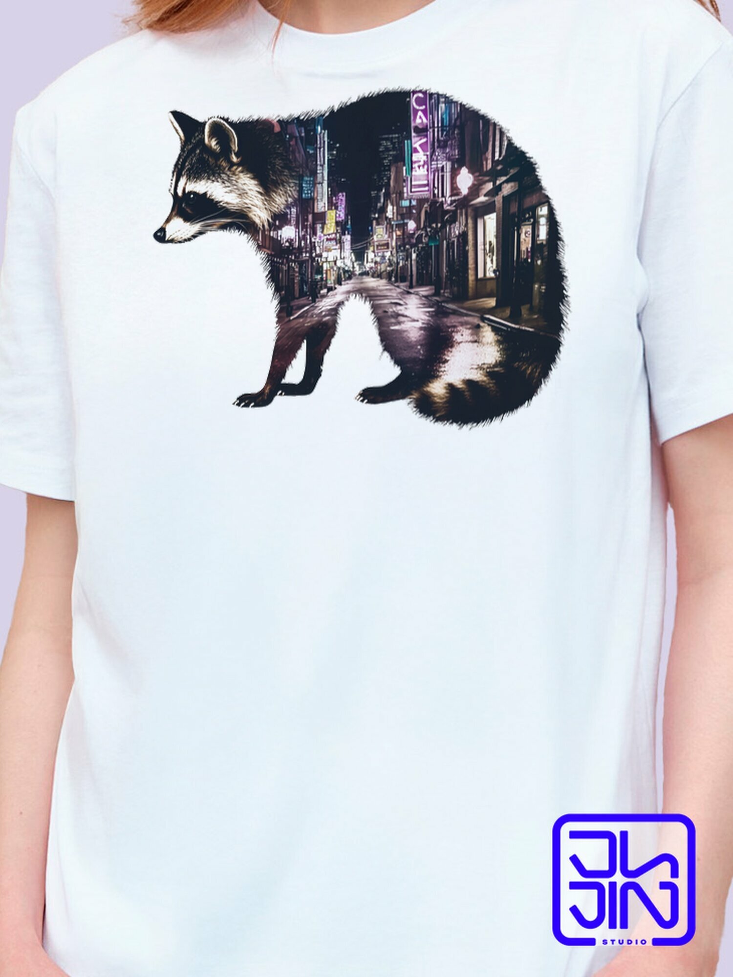 Футболка классическая женская с авторским принтом Черно белый оригинальный принт с енотом и ночным городом на черном фоне, белый хлопковый трикотаж с прикольным рисунком на груди
