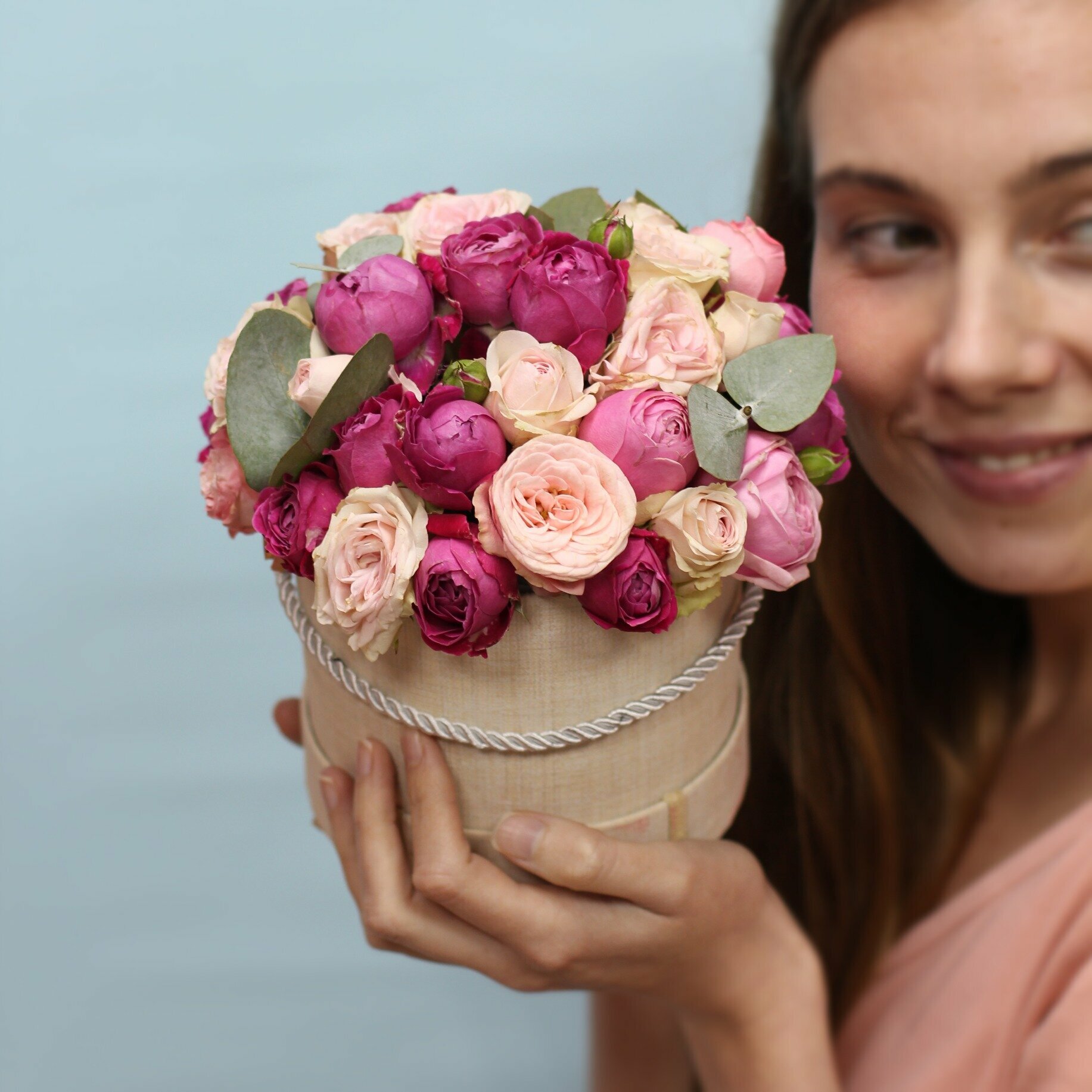 Композиция 14 с садовой пионовидной розой Бомбастик и эвкалиптом.