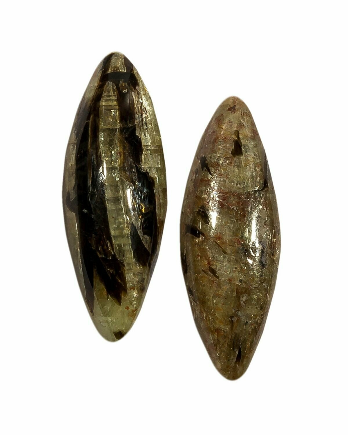 Пара кабошонов из кианита размером 34х12х7 мм. На стеклянной подложке.