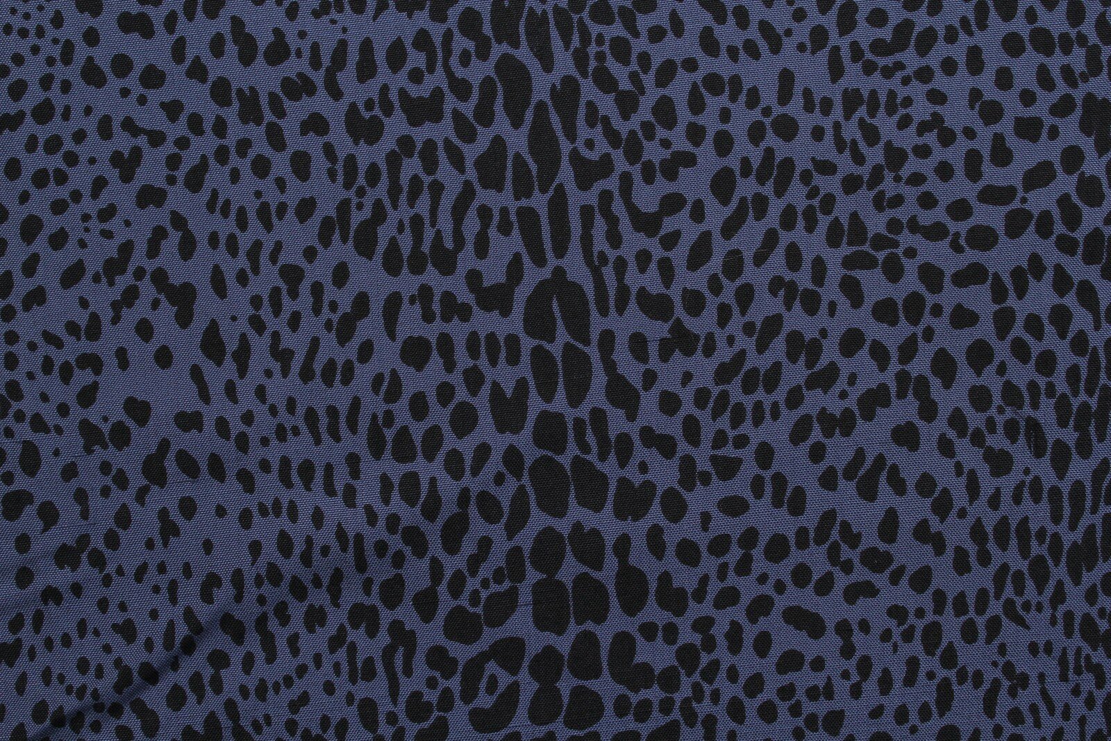 Ткань Шелк плательный чёрные пятна на синем фоне, ш138см, 0,5 м