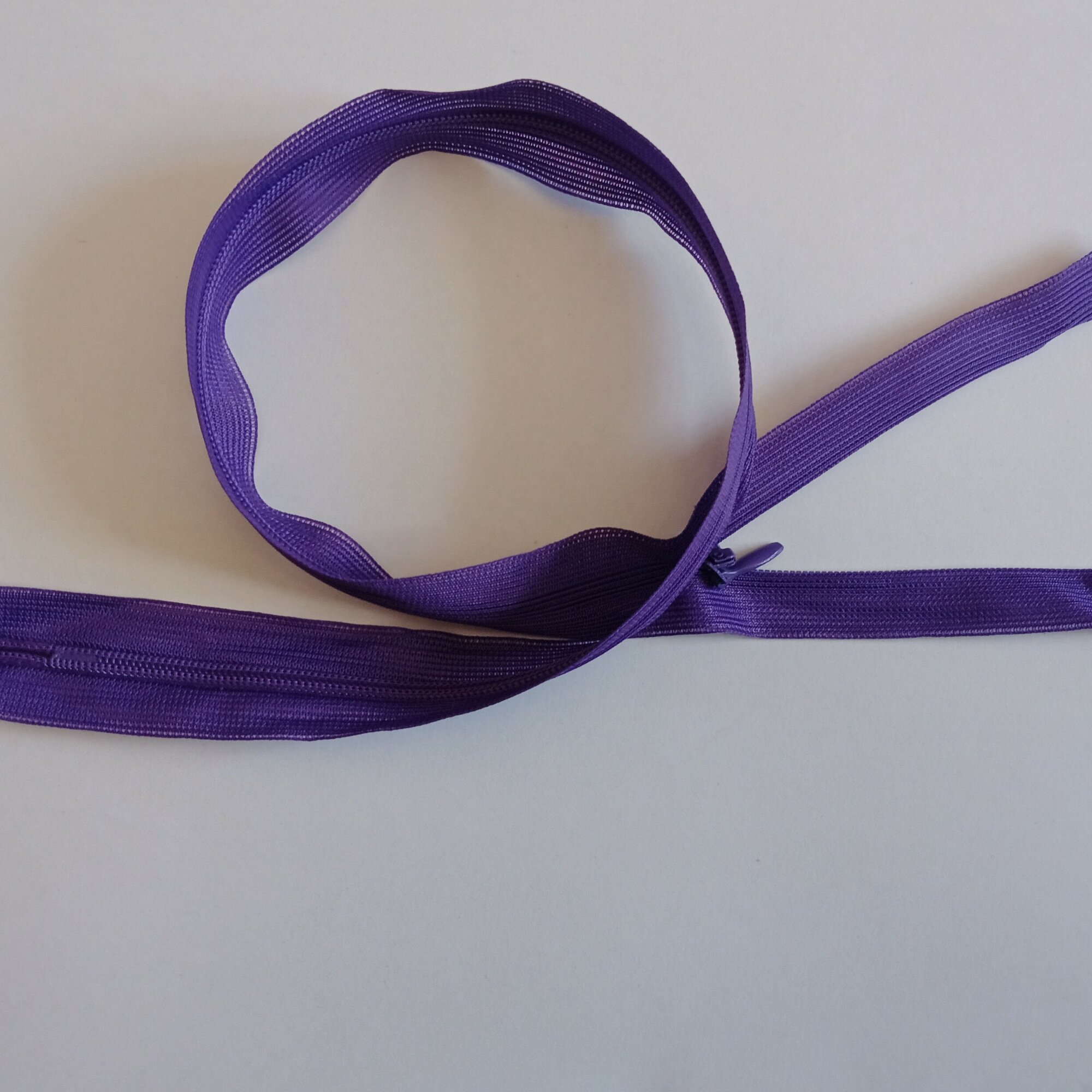 Застежка-молния потайная фиолетовая, длина 50 см, ширина 2,4 см