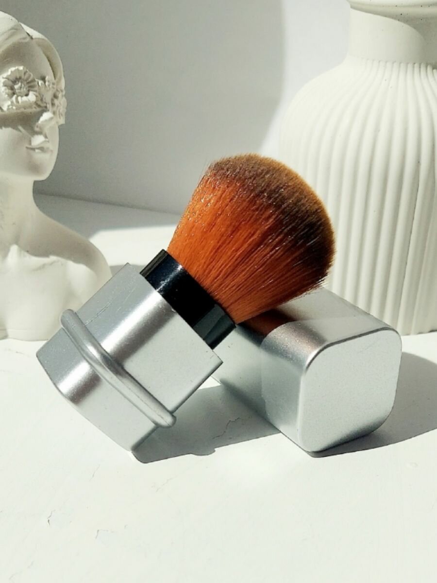 Кисть для макияжа выдвижная в тубе, складная, компактная серебристая 8 см.