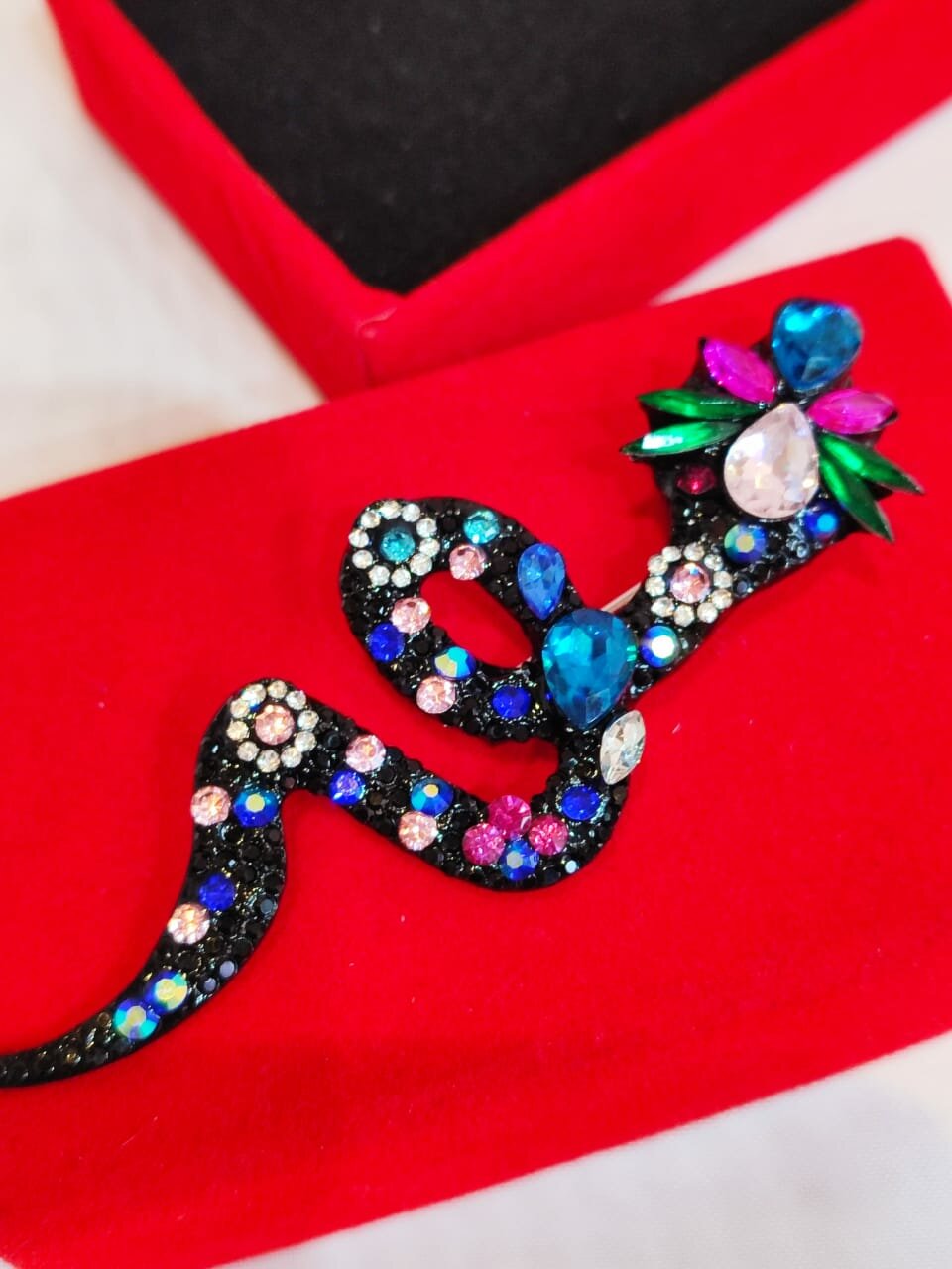 Брошь, стразы