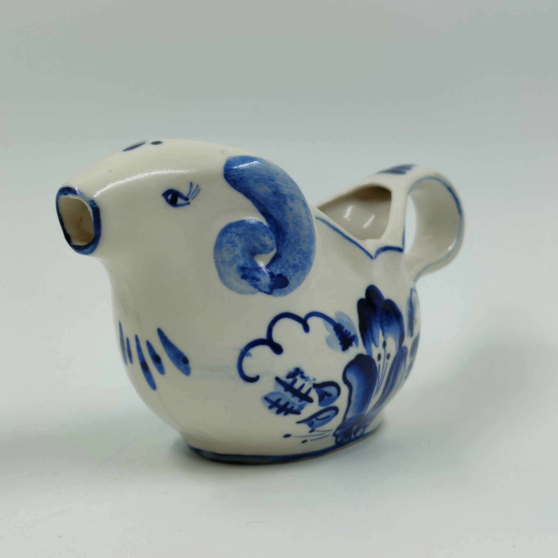 Соусник в виде барана, украшенный цветочным орнаментом, Гжель, фарфор, роспись