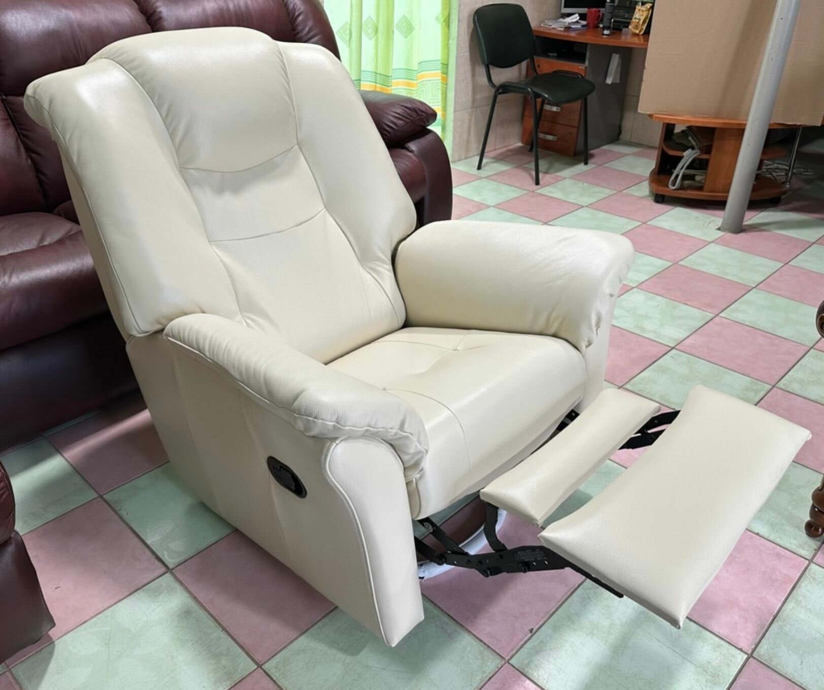 Финское кожаное кресло реклайнер Richard. Глайдер (качалка, вращалка)