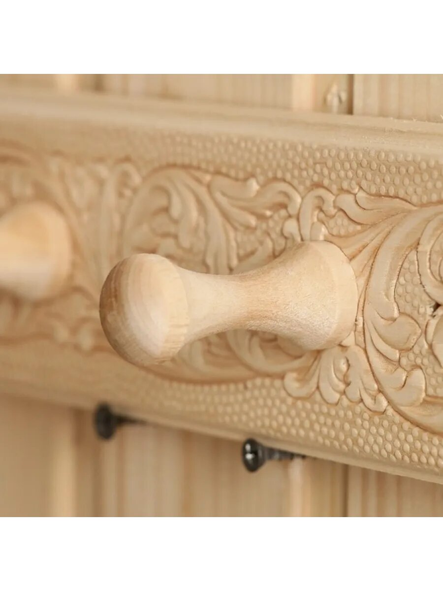 Элегантная деревянная вешалка с узорами