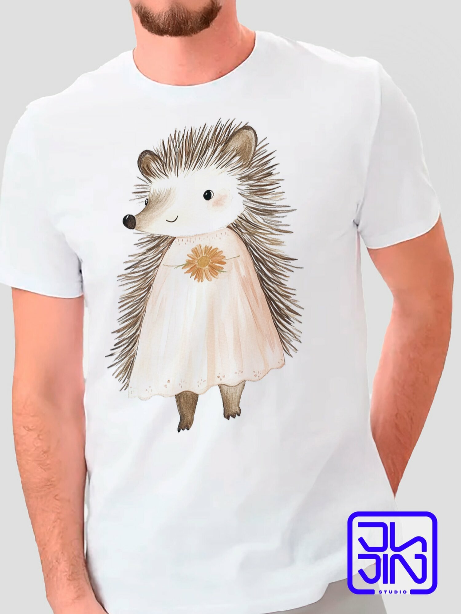 Футболка классическая мужская с авторским принтом Смешной коричневый еж с веселой ромашкой в кофейном, нежном платье, белый хлопковый трикотаж с прикольным рисунком на груди