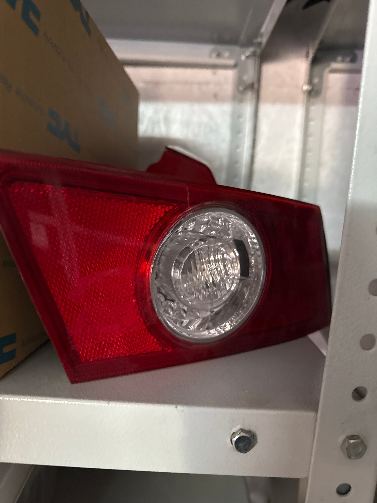 Фонарь задний внутренний левый от Chevrolet Epica 2006-2012 артикул 96434727