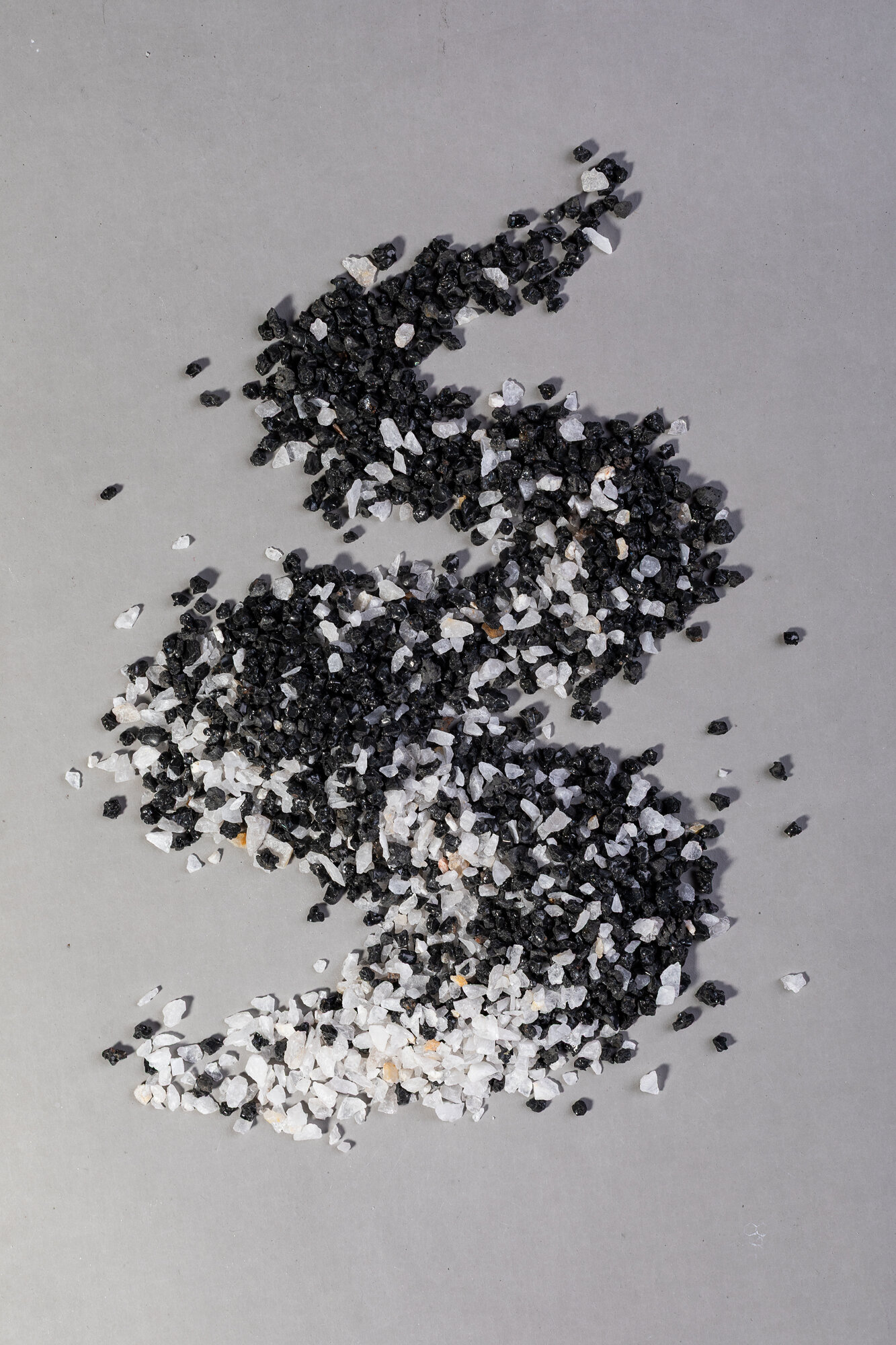 Черный кристалл и белый кварц, микс (367+400), фракция 2-5 мм, 5кг. Декоративный грунт, камень ландшафтный