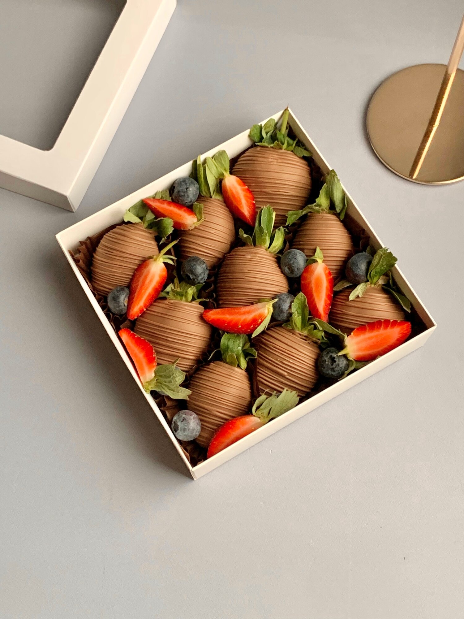 Подарочный набор "Клубника в шоколаде" с клубникой и голубикой